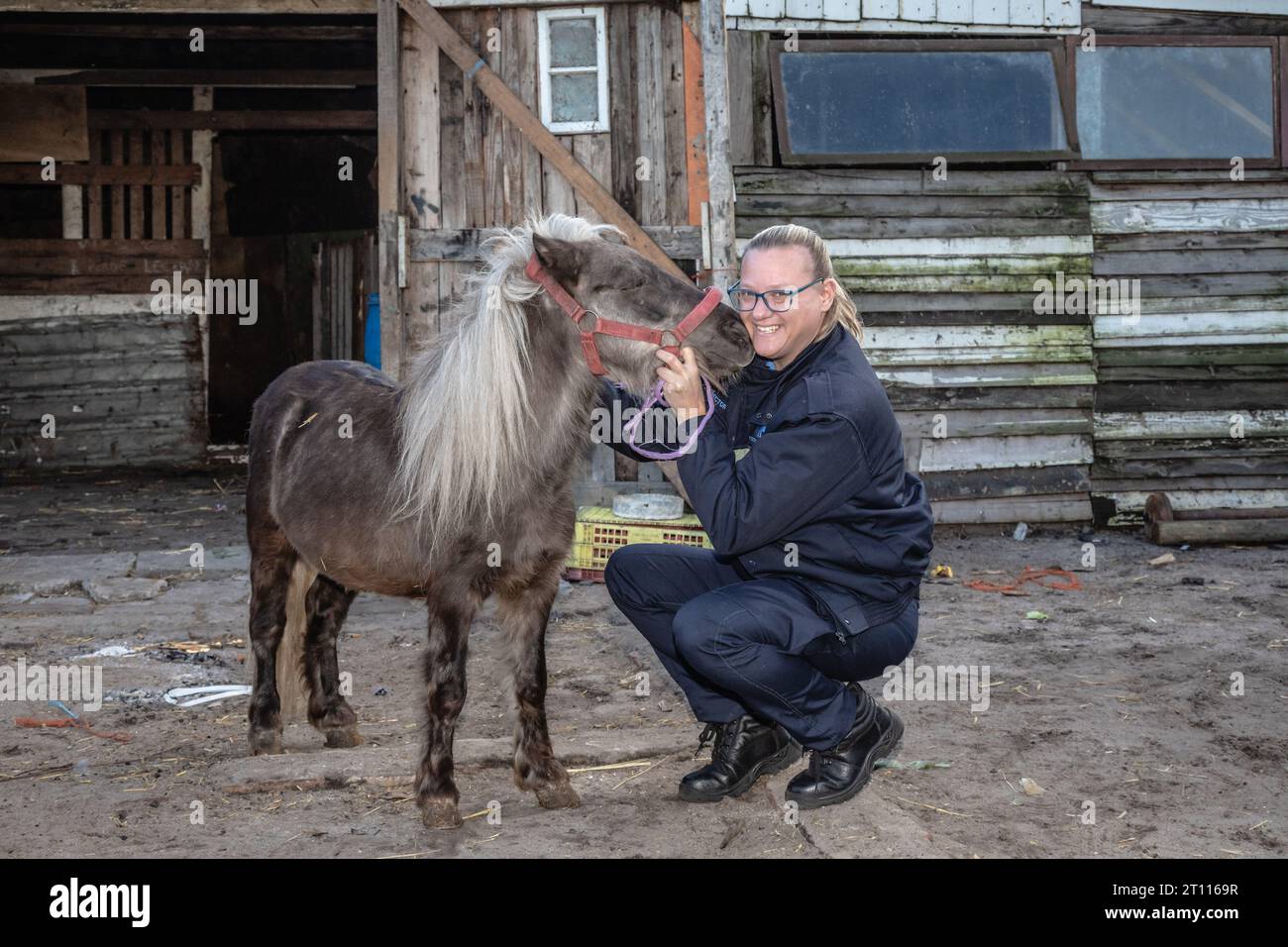 A female animal welfare inspector shares a heartwarming moment of ...
