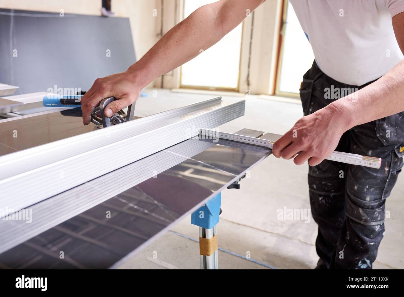 Construction worker cutting ceramic tiles using ceramic cutter Stock ...