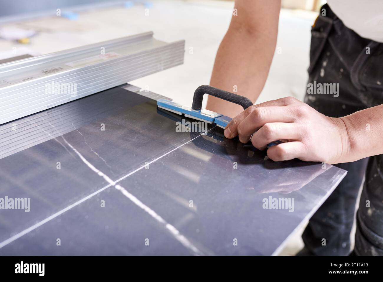 Construction worker cutting ceramic tiles using ceramic cutter Stock ...
