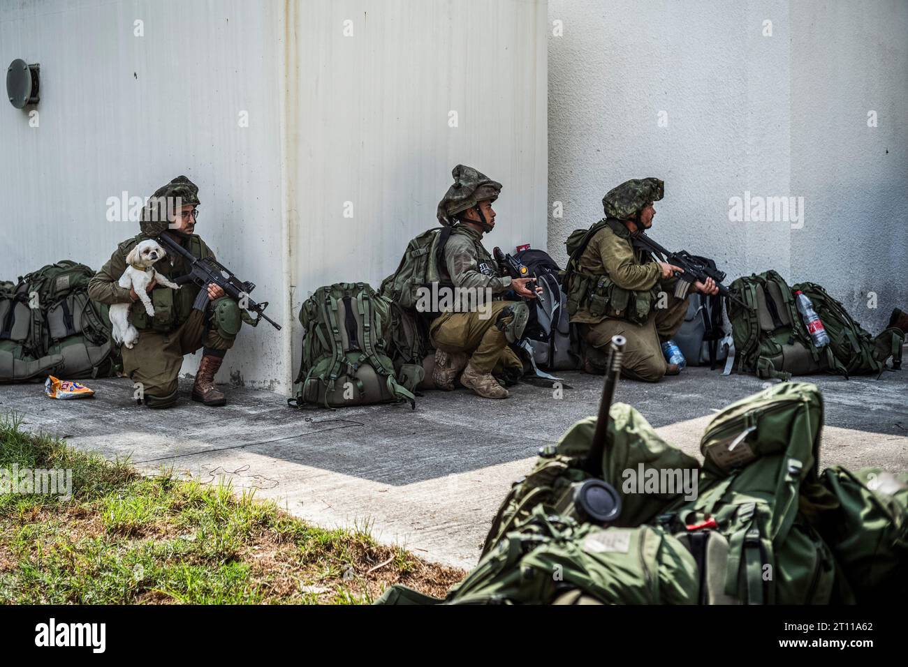 Kfar Aza, Israel. 10th Oct, 2023. An Israeli soldier holds an abandoned ...