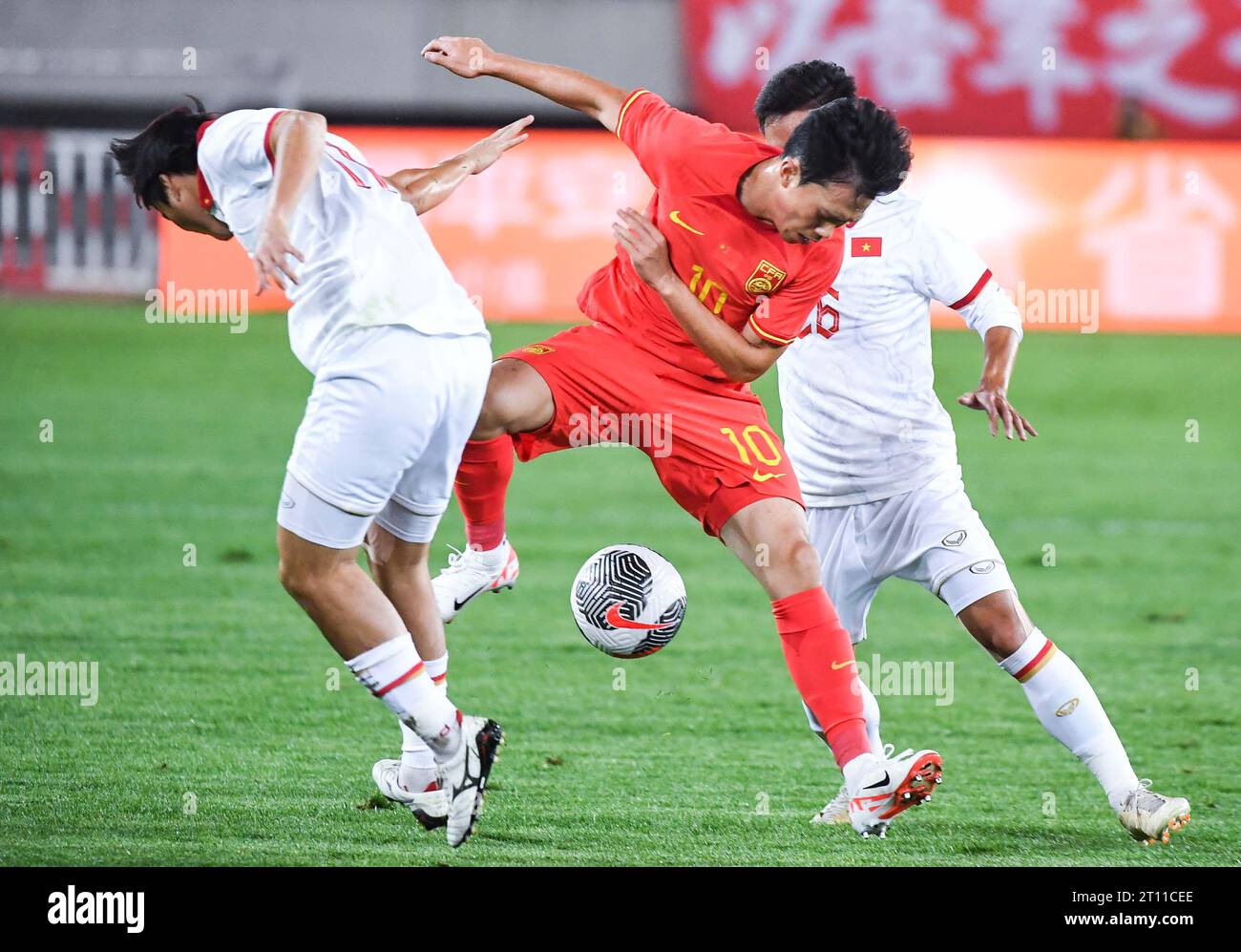 Vietnam china football hi-res stock photography and images - Alamy
