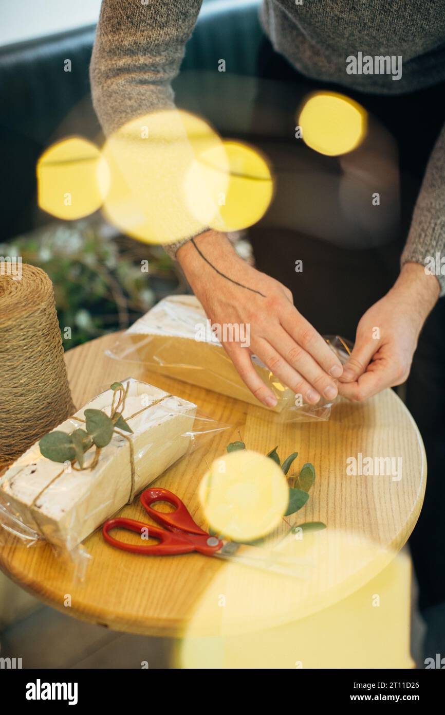 A baker packs a traditional English pudding Stock Photo - Alamy
