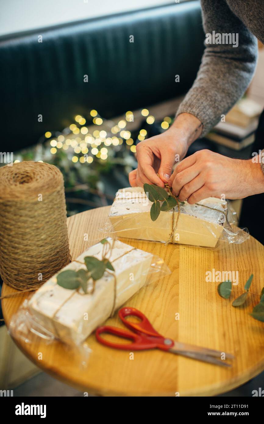 A baker packs a traditional English pudding Stock Photo - Alamy