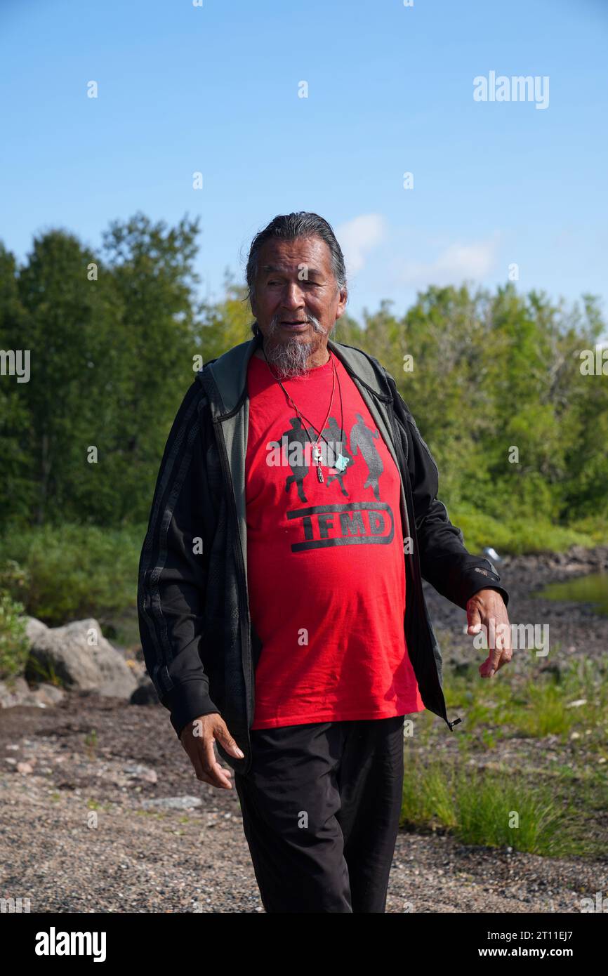 Neskantaga, Can. 20th Aug, 2023. Elder Alex Moonias stands along the ...