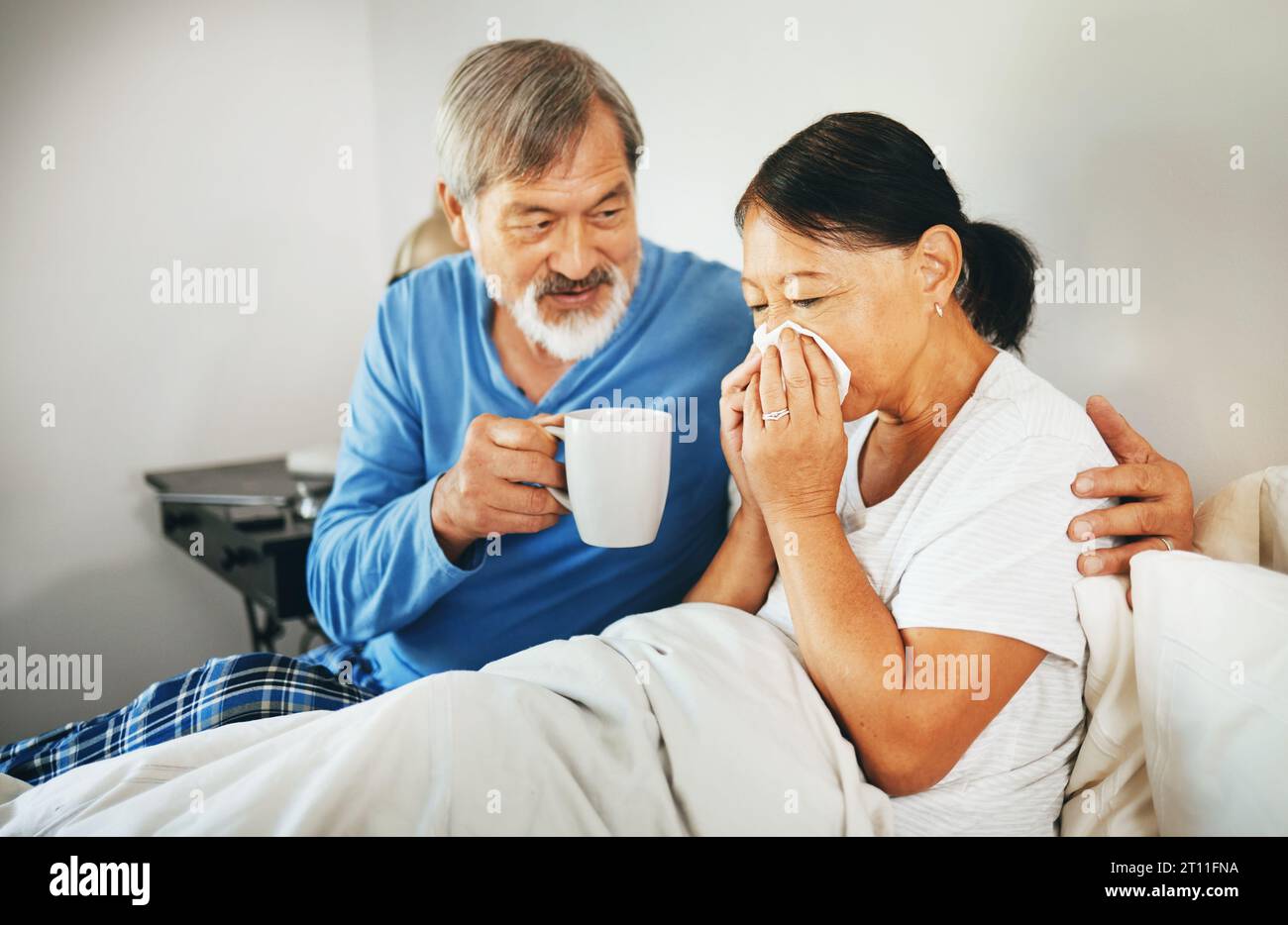 Woman comfort man sneezing hi-res stock photography and images - Alamy