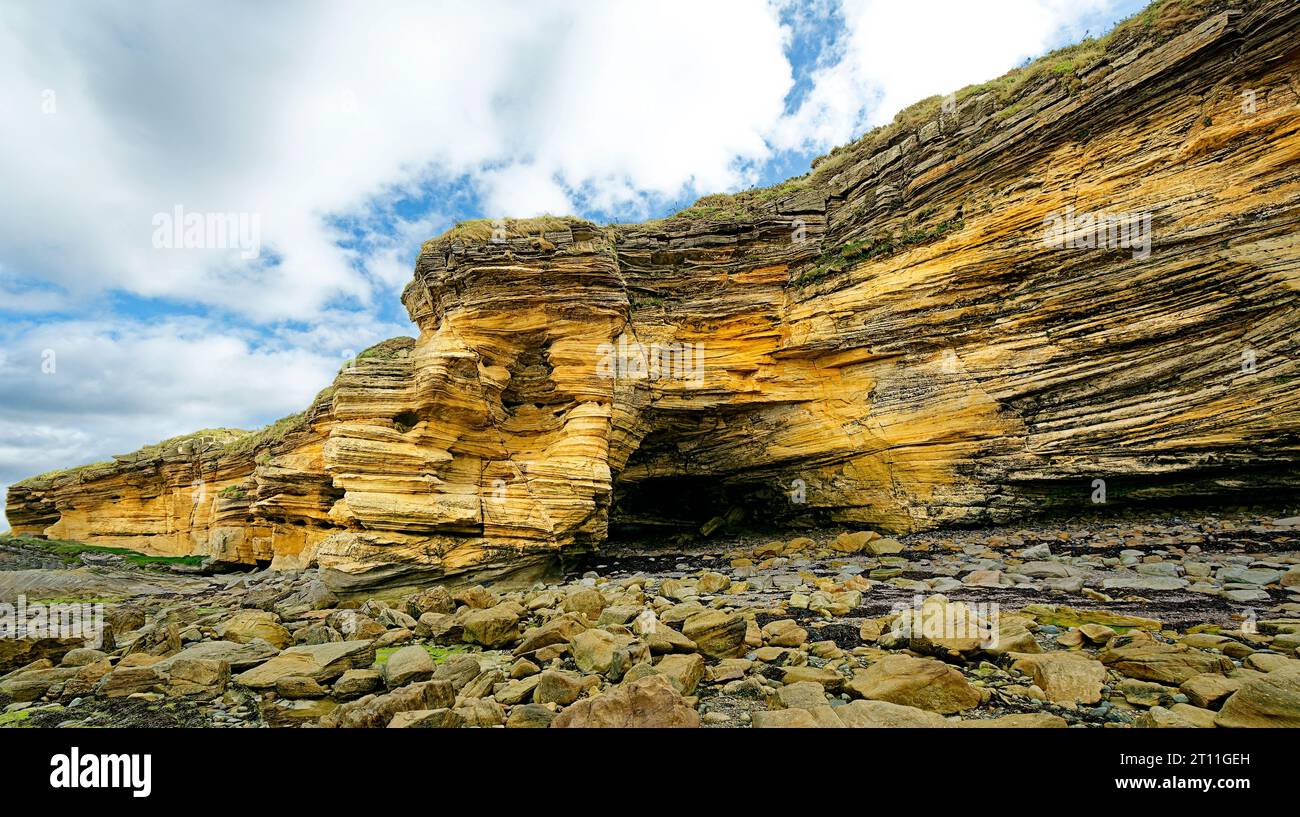 Dark cave entrance hi-res stock photography and images - Alamy