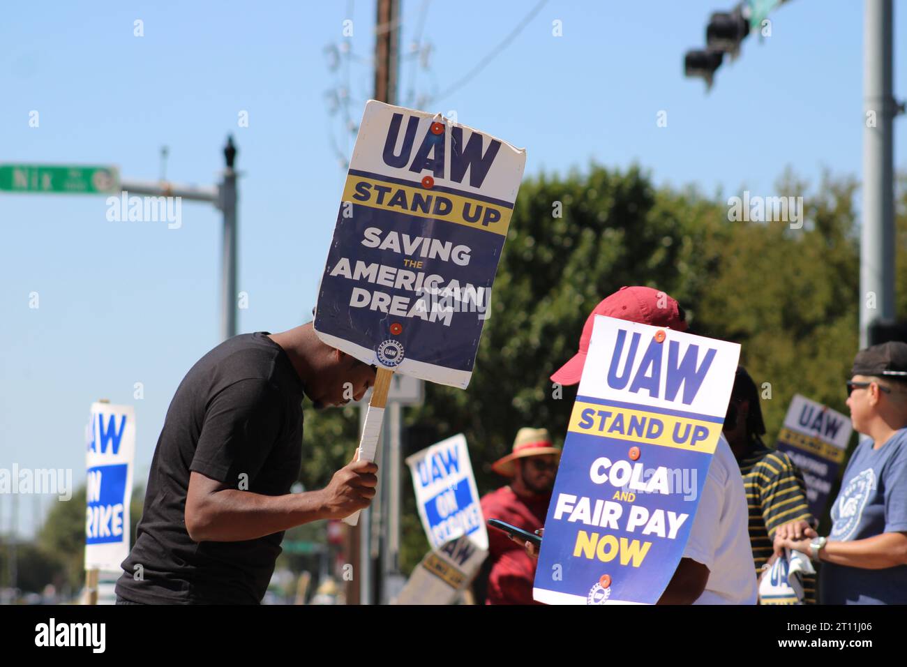 UAW Picket Stellantis' Chrysler Parts and Distribution Center Stock ...