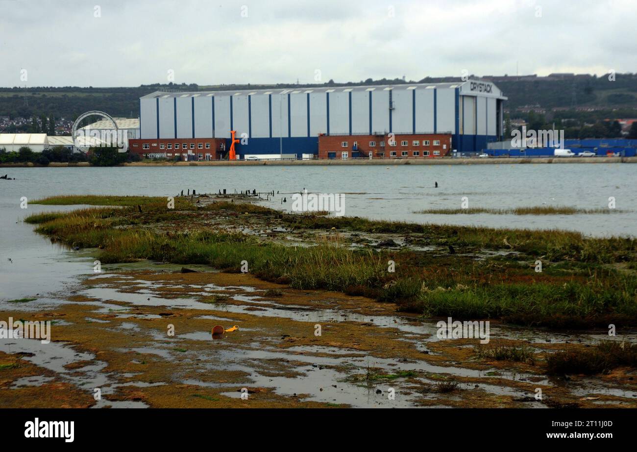 ENGLAND COASTAL PATH, PORTSMOUTH HARBOUR, CASTLE SHORE PARK ...