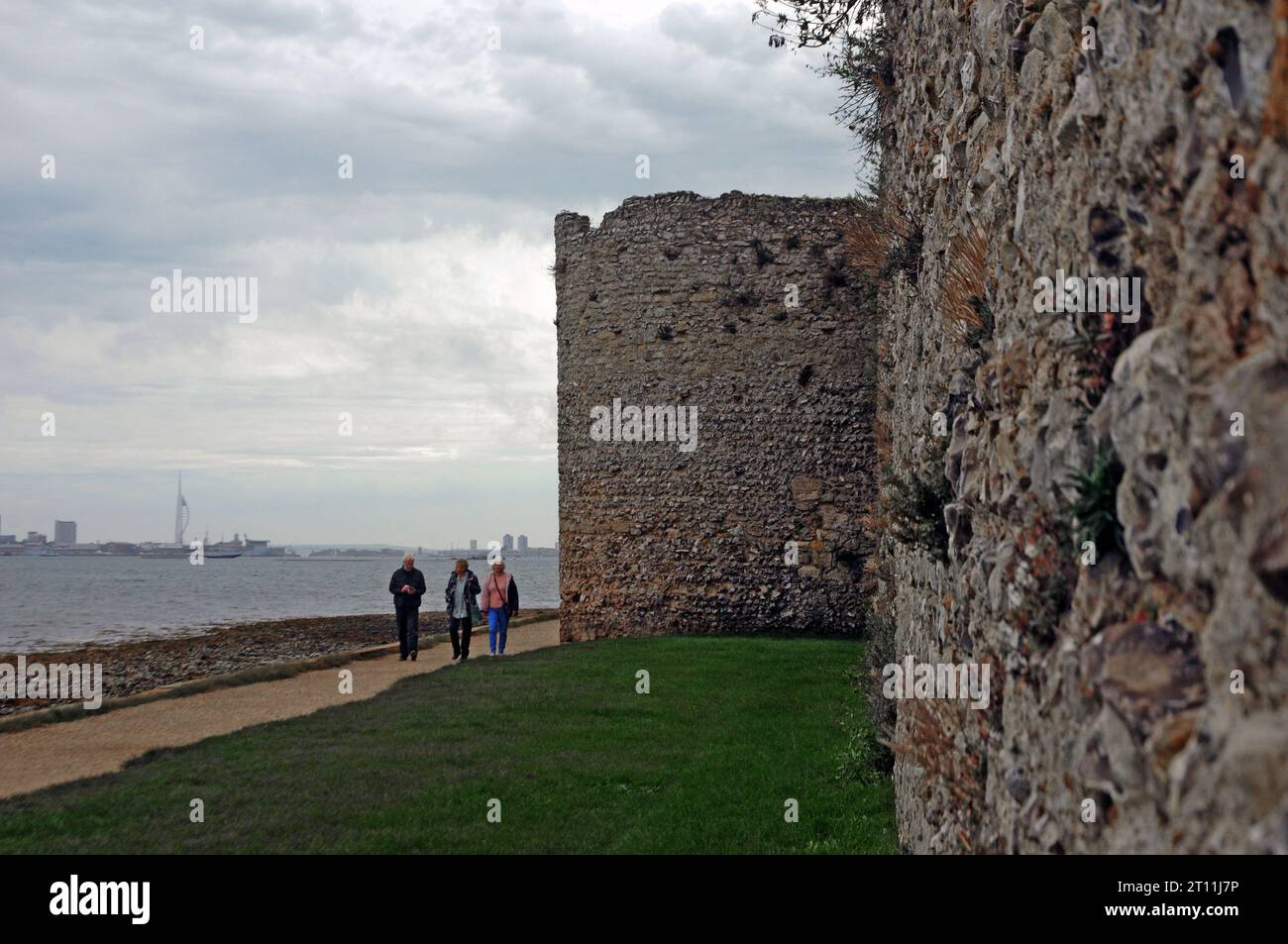 ENGLAND COASTAL PATH, PORTSMOUTH HARBOUR, CASTLE SHORE PARK ...