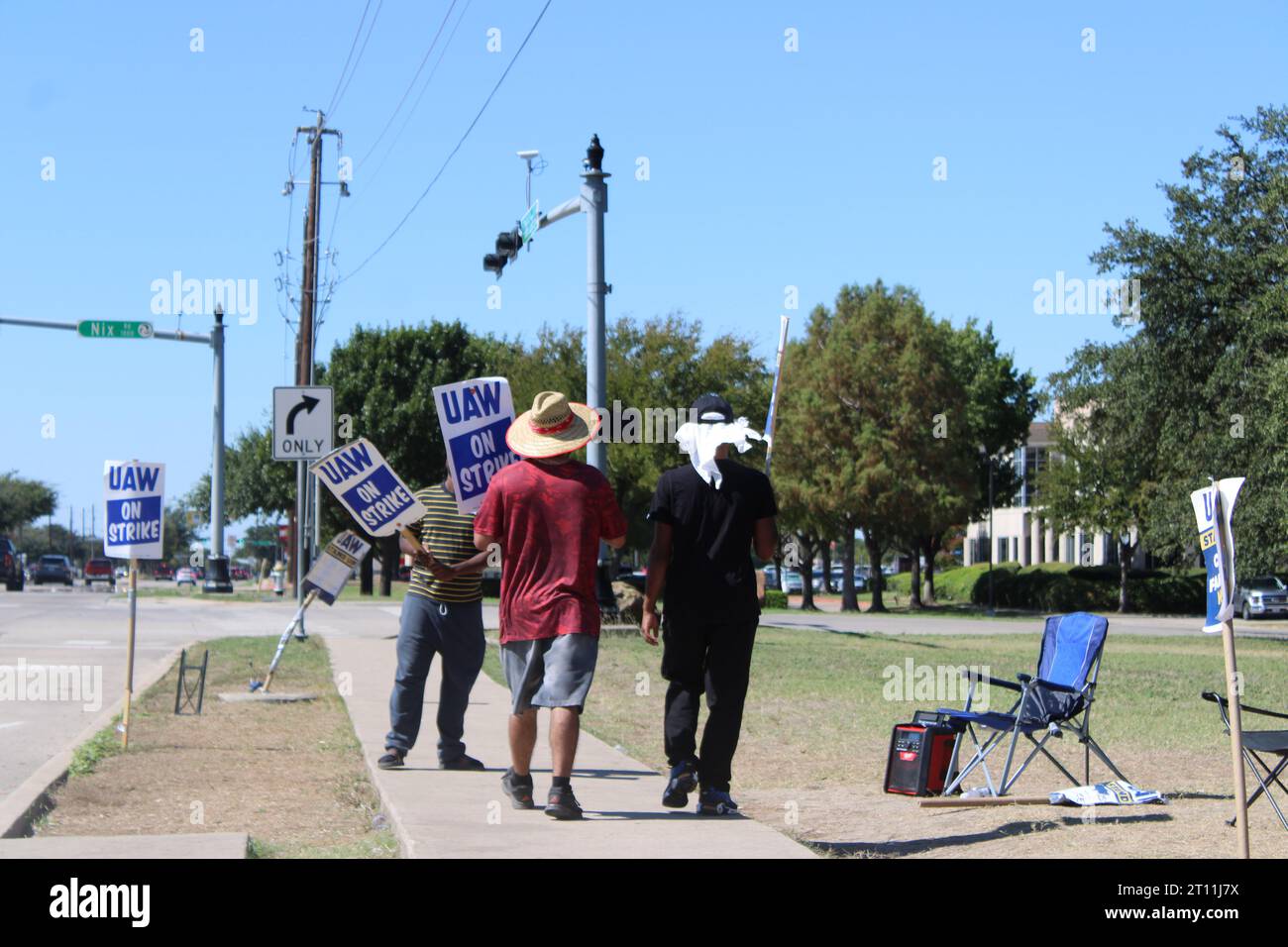 UAW Picket Stellantis' Chrysler Parts and Distribution Center Stock ...