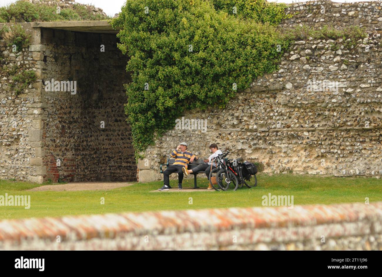 ENGLAND COASTAL PATH, PORTSMOUTH HARBOUR, CASTLE SHORE PARK ...
