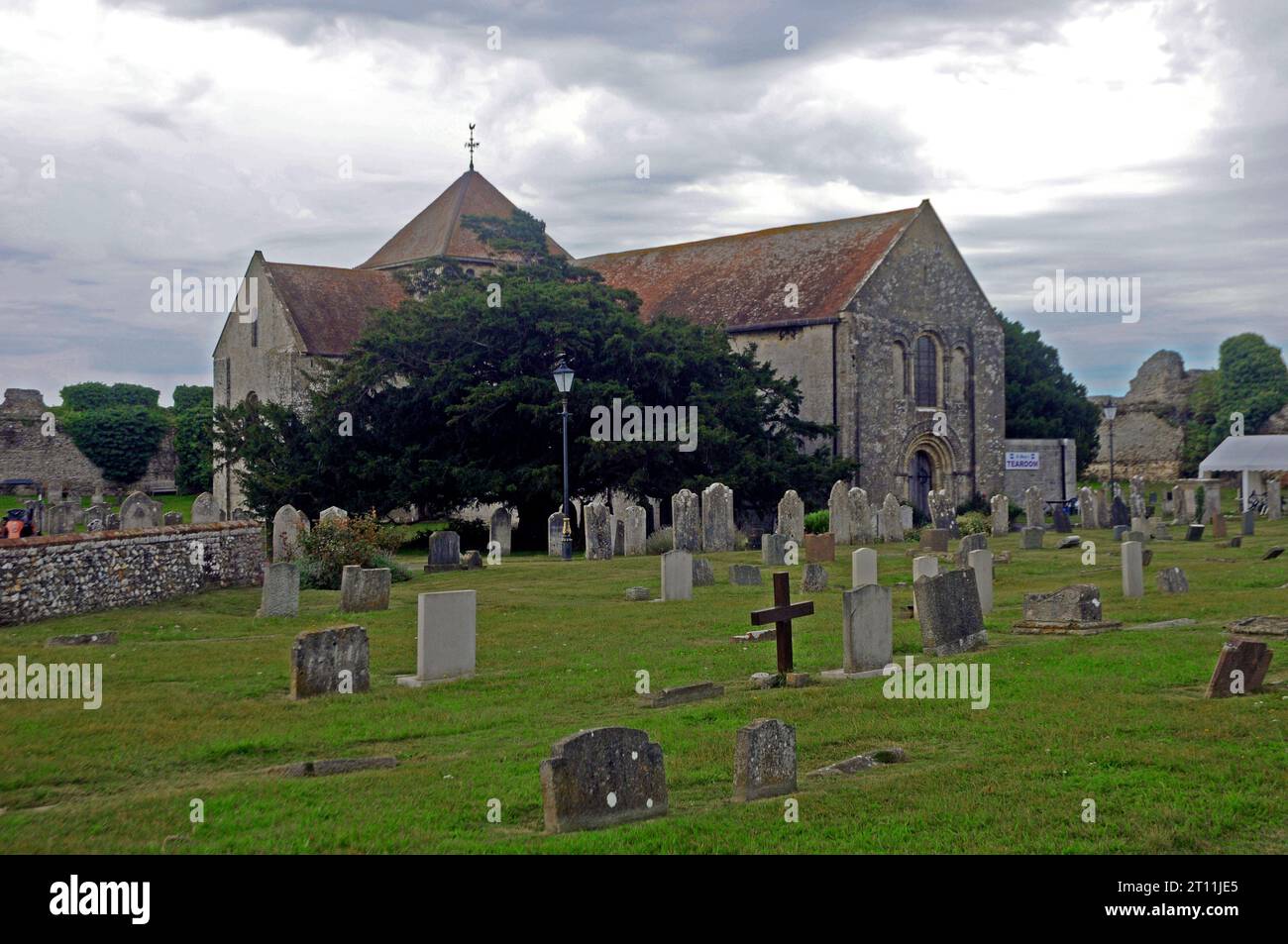 ENGLAND COASTAL PATH, PORTCHESTER, PORTSMOUTH HARBOUR, CASTLE SHORE ...