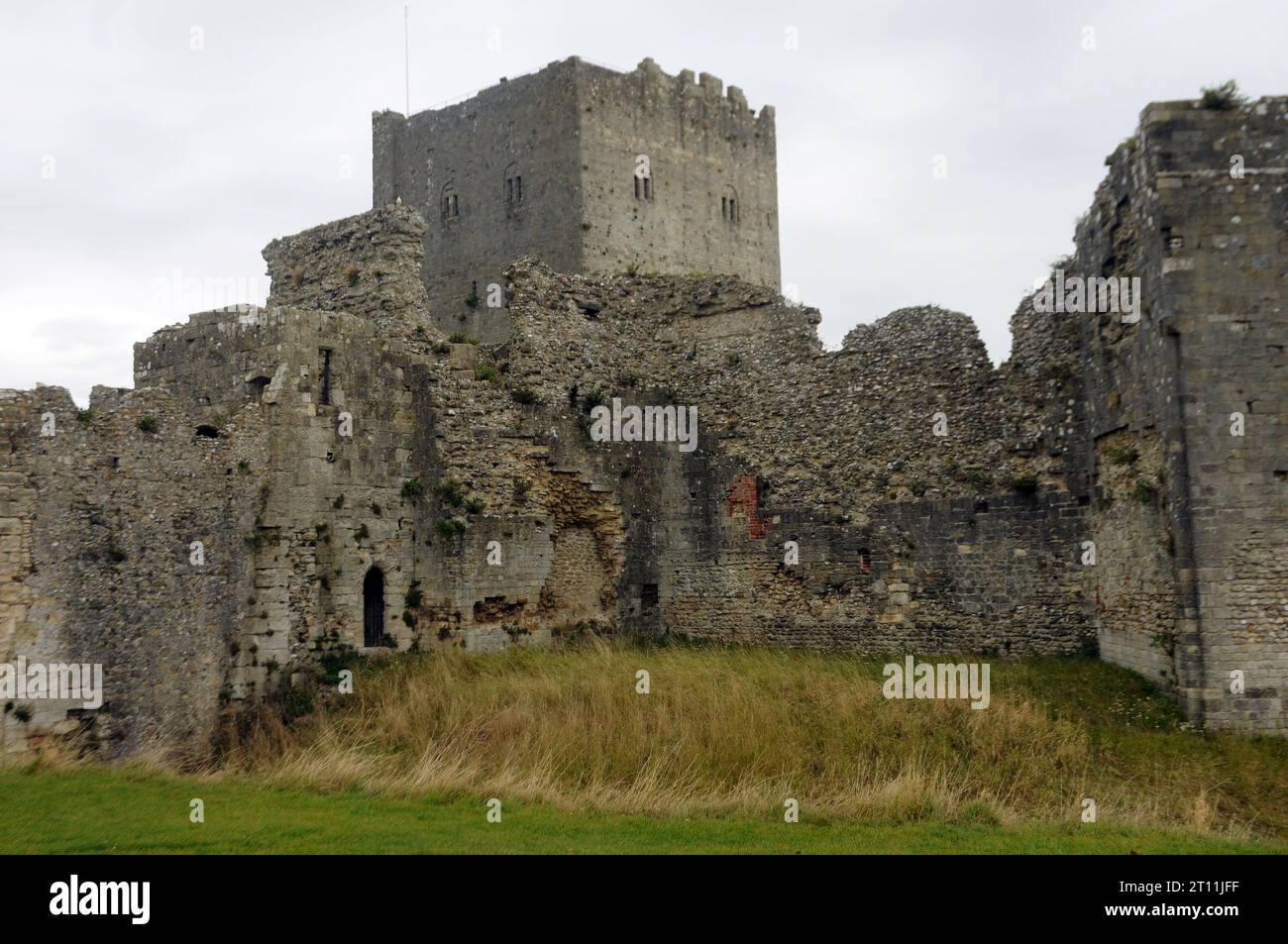 ENGLAND COASTAL PATH, PORTCHESTER, PORTSMOUTH HARBOUR, CASTLE SHORE ...