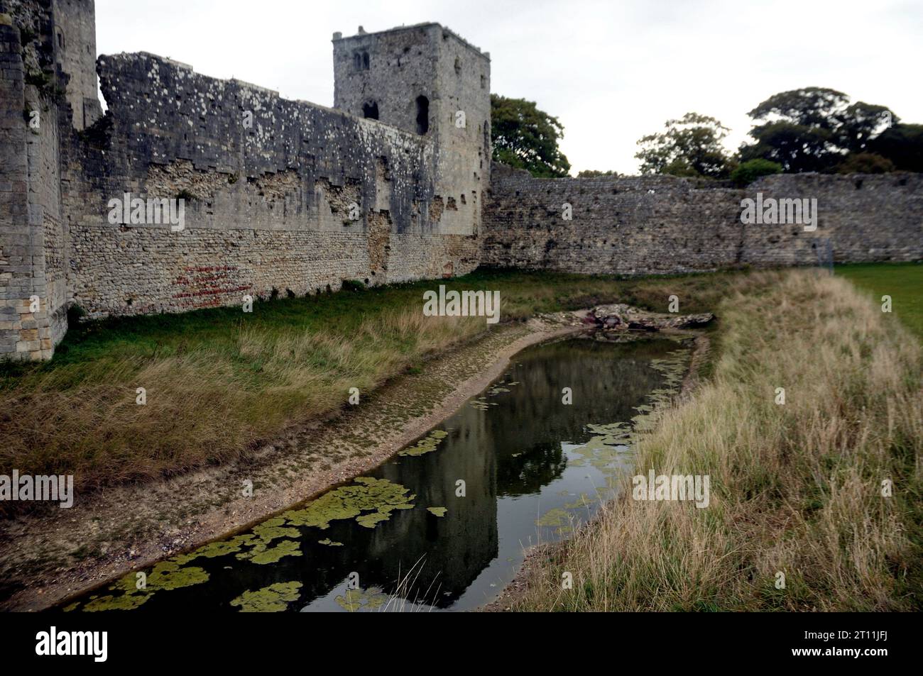 ENGLAND COASTAL PATH, PORTCHESTER, PORTSMOUTH HARBOUR, CASTLE SHORE ...
