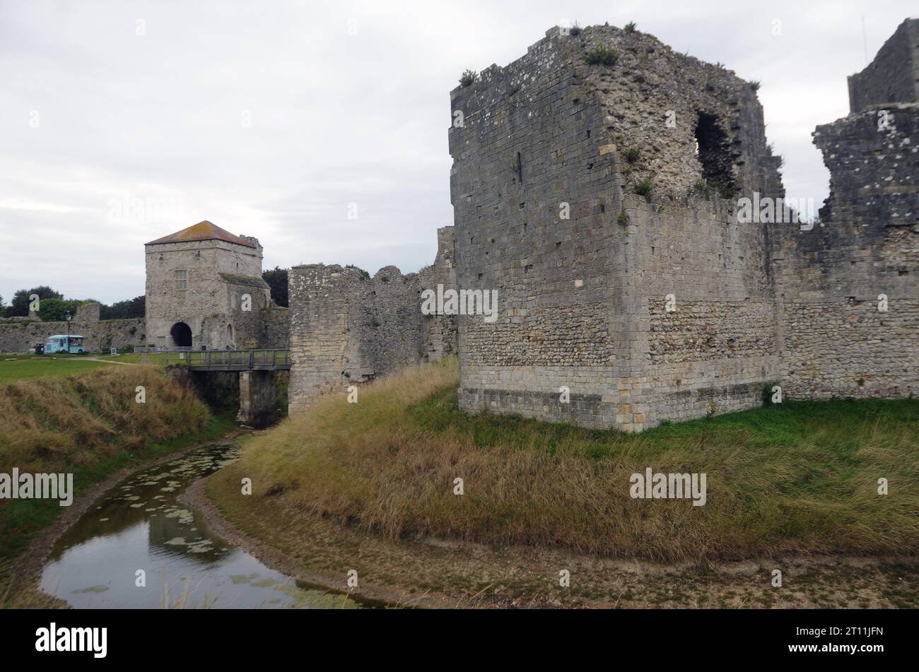 ENGLAND COASTAL PATH, PORTCHESTER, PORTSMOUTH HARBOUR, CASTLE SHORE ...