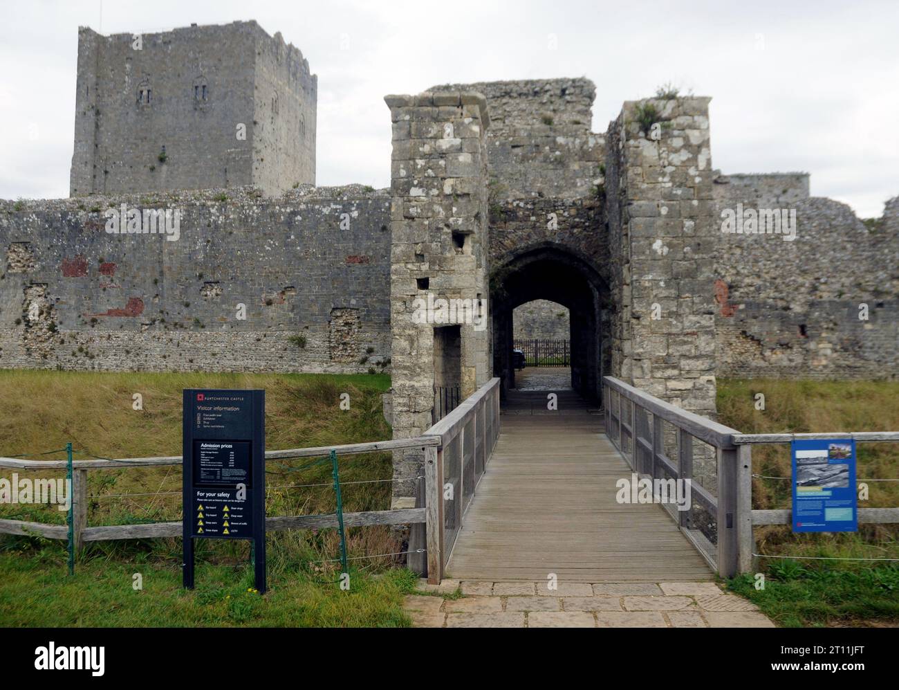 ENGLAND COASTAL PATH, PORTCHESTER, PORTSMOUTH HARBOUR, CASTLE SHORE ...