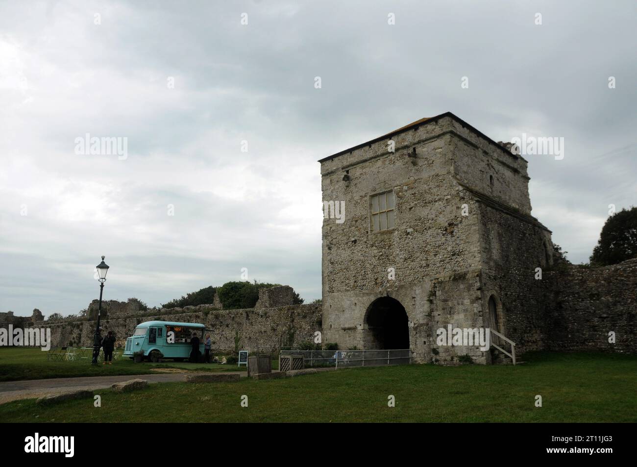 ENGLAND COASTAL PATH, PORTCHESTER, PORTSMOUTH HARBOUR, CASTLE SHORE ...