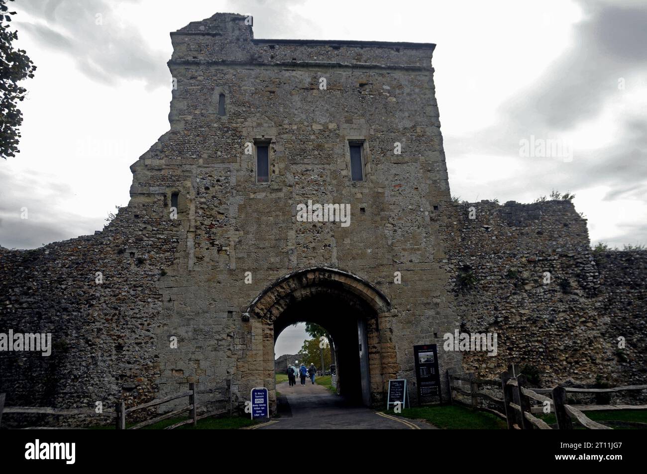 ENGLAND COASTAL PATH, PORTCHESTER, PORTSMOUTH HARBOUR, CASTLE SHORE ...