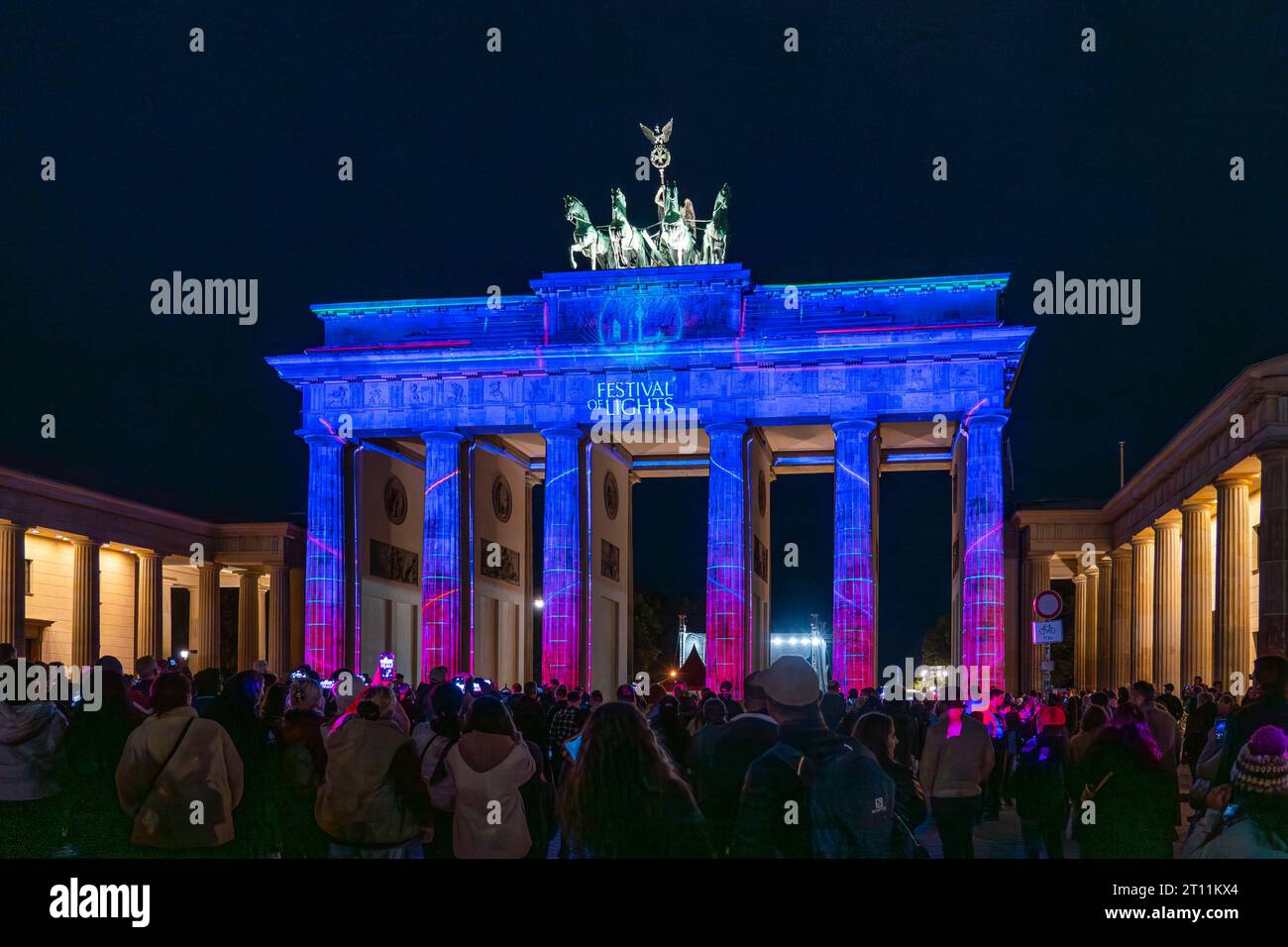 Das angestrahlte Brandenburger Tor während des 19. Festivals of Light in Berlin. *** The ...