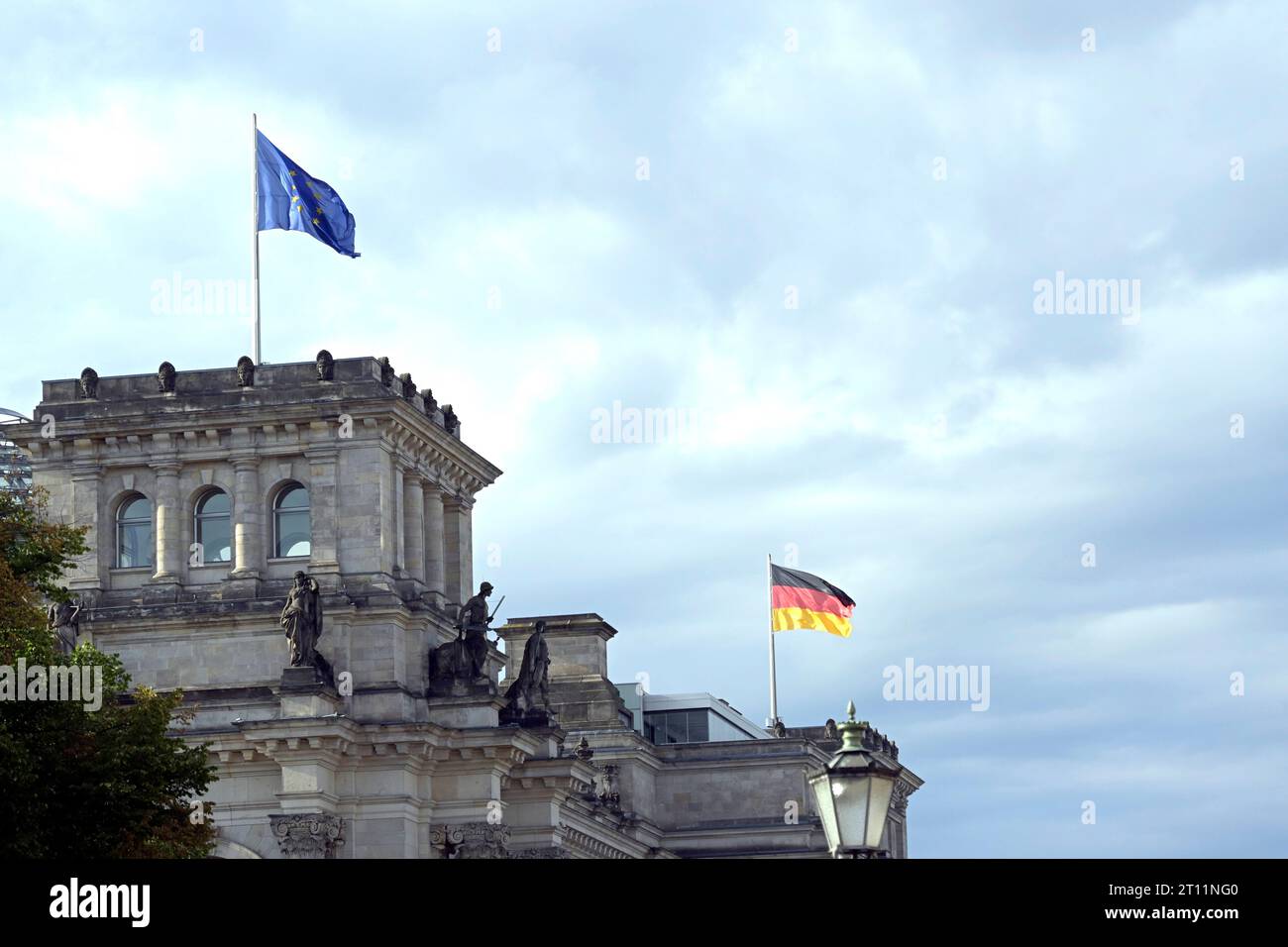 Berlin: Flaggen, Europaflagge auf Dach des Reichstag, Deutschlandflagge Logos und Flaggen ...