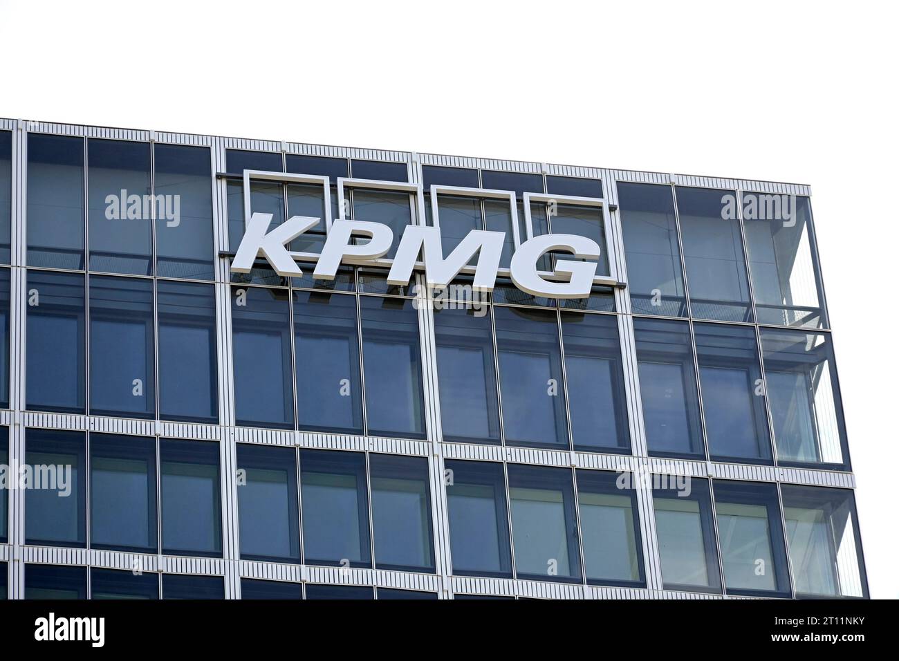 Berlin: KPMG Logo, auf einem Bürogebäude in Berlin, KPMG in Berlin ...