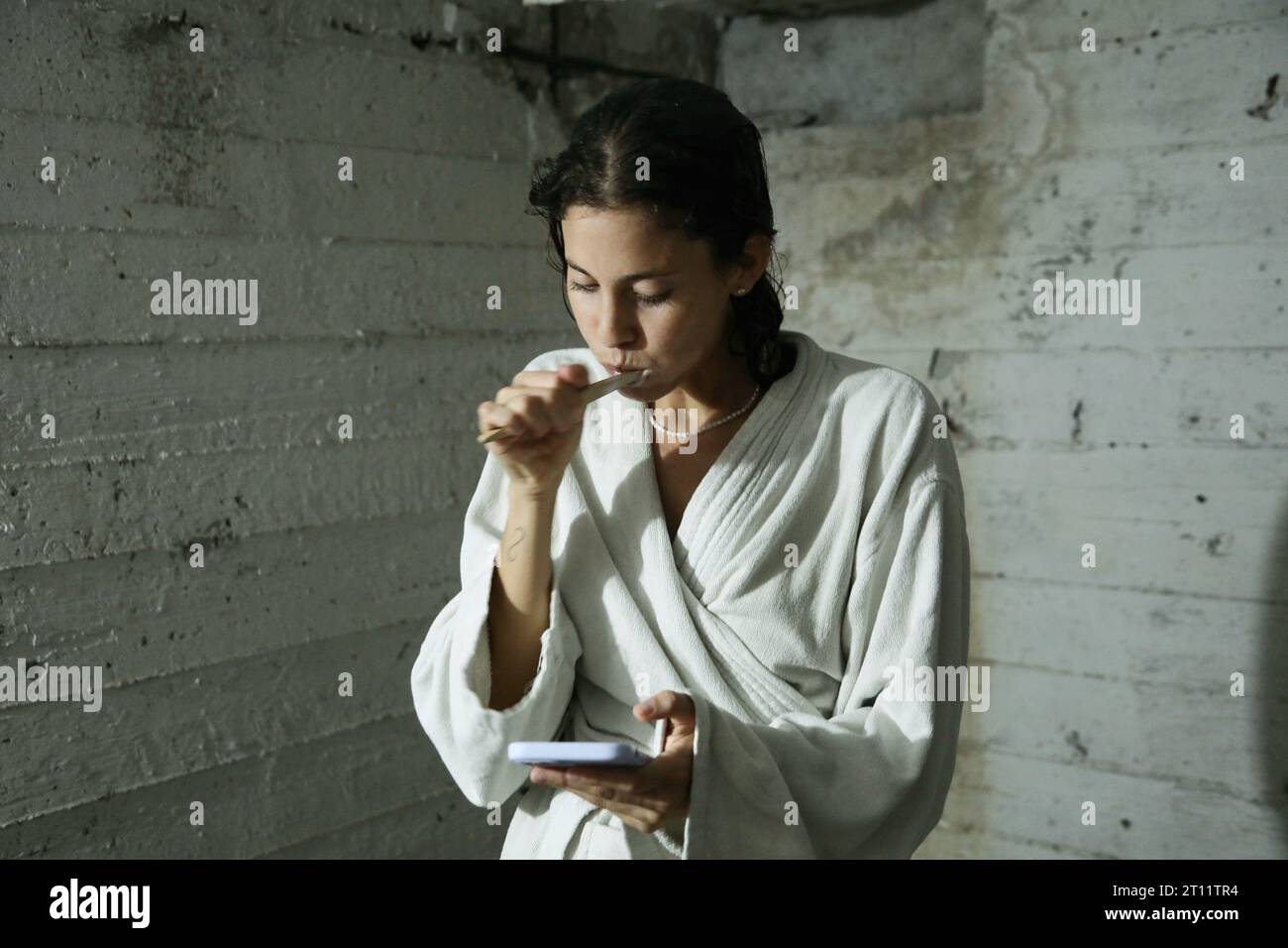(231010) -- TEL AVIV, Oct. 10, 2023 (Xinhua) -- A woman takes shelter ...