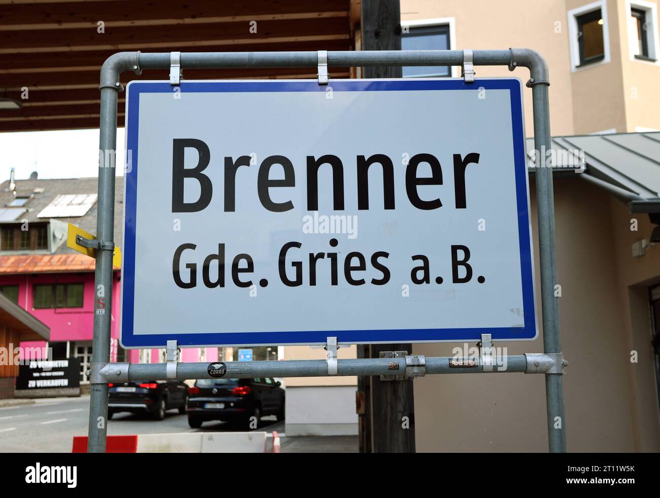 Brenner, Tirol, Österreich, 10. Oktober 2023: Hier das Ortsschild ...
