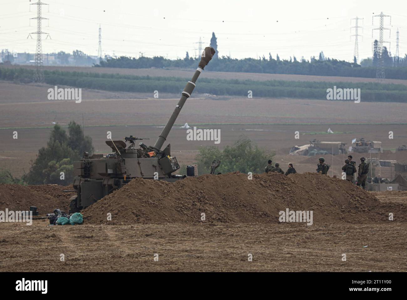 Israeli Army continues the deployment of armored vehicles and ar ISRAEL ...