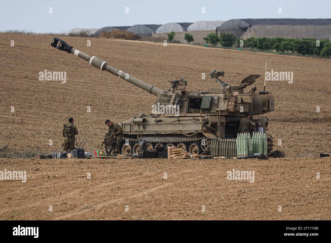 Israeli Army continues the deployment of armored vehicles and ar ISRAEL ...