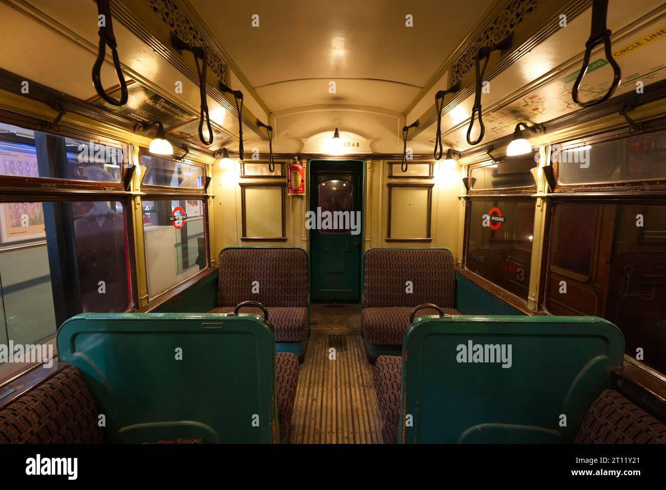 London underground train carriage hi-res stock photography and images ...