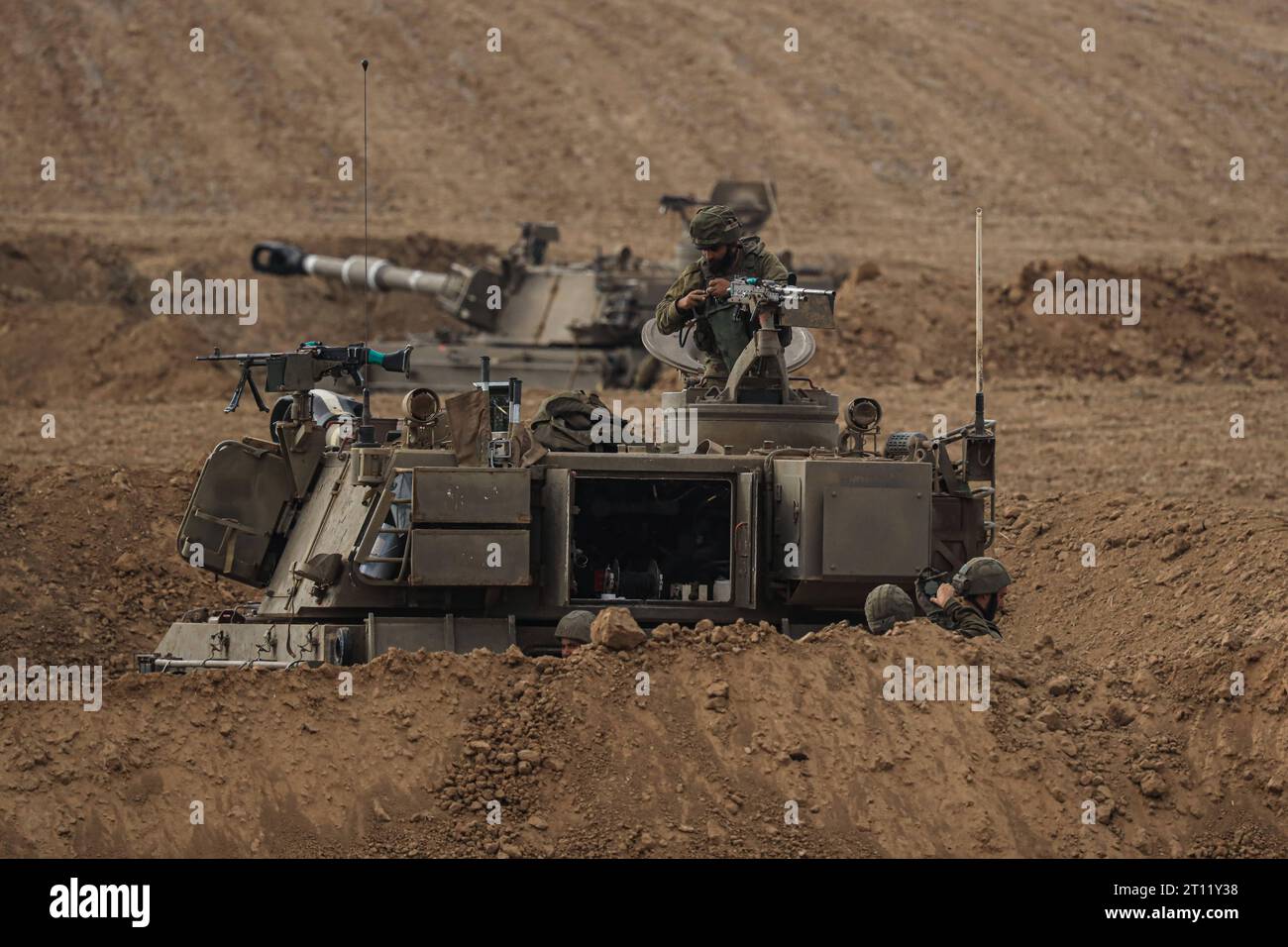 Israeli Army continues the deployment of armored vehicles and ar ISRAEL ...