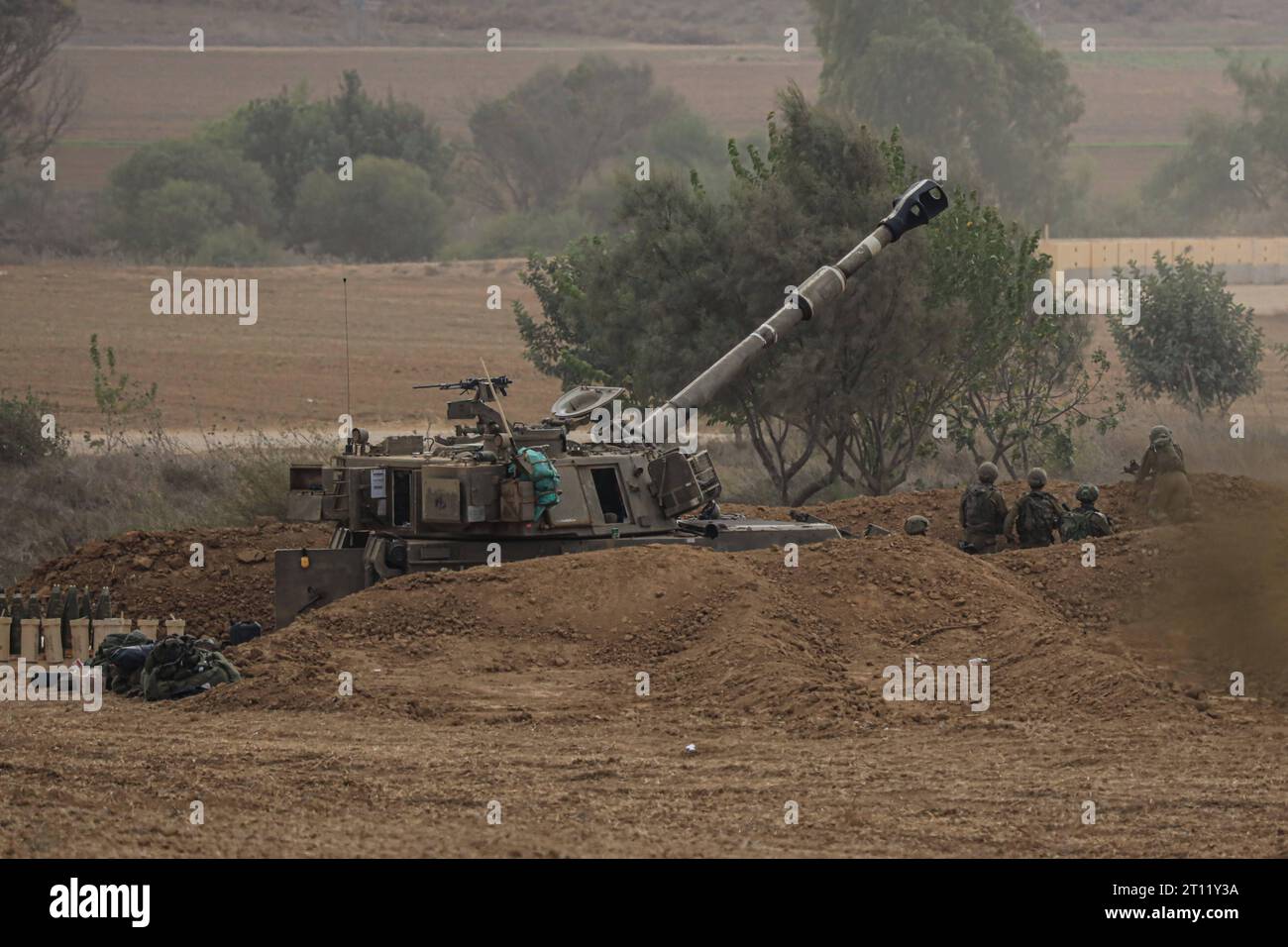 Israeli Army continues the deployment of armored vehicles and ar ISRAEL ...