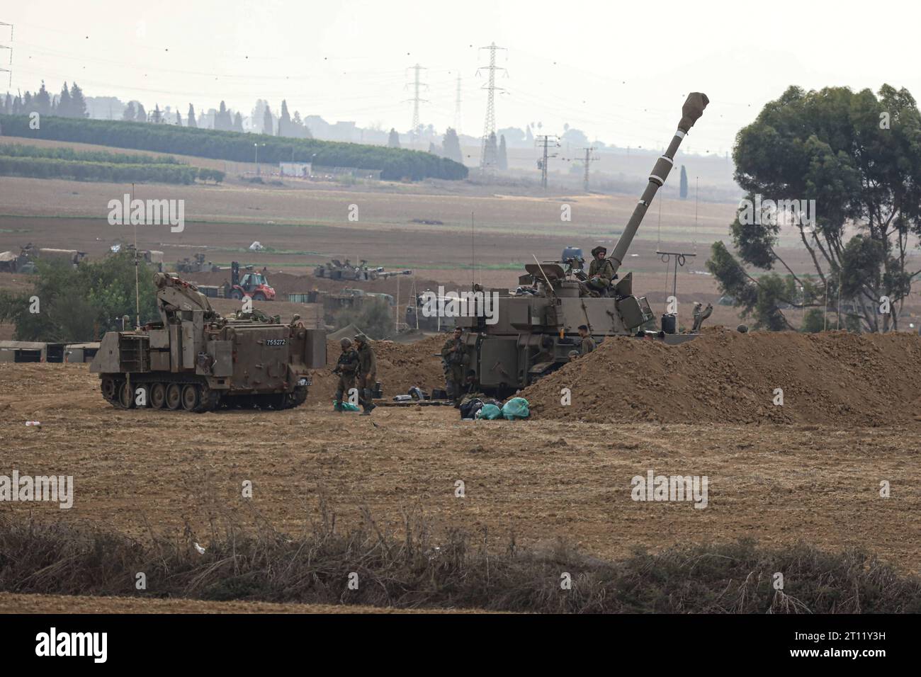 Israeli Army continues the deployment of armored vehicles and ar ISRAEL ...
