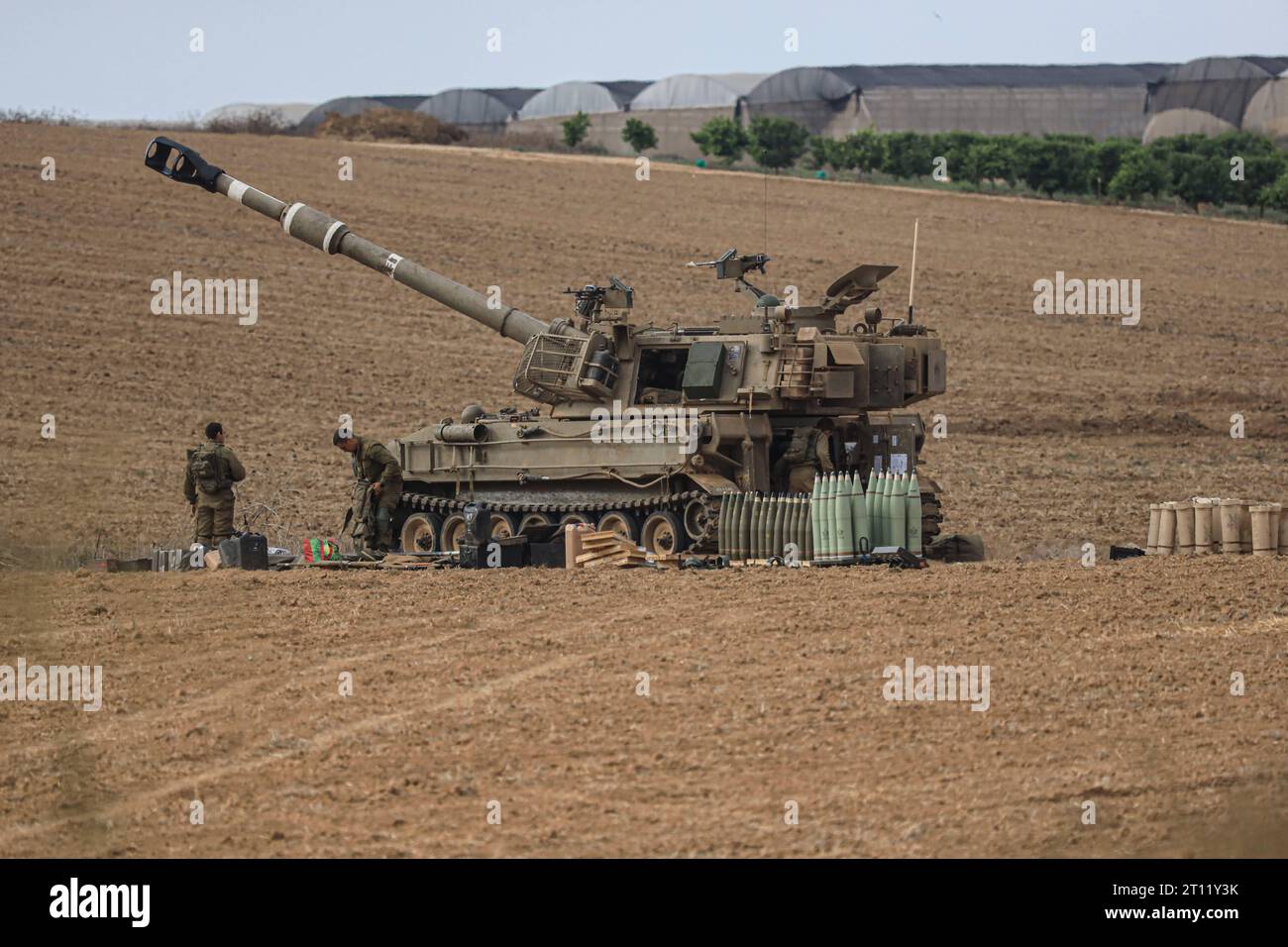 Israeli Army continues the deployment of armored vehicles and ar ISRAEL ...