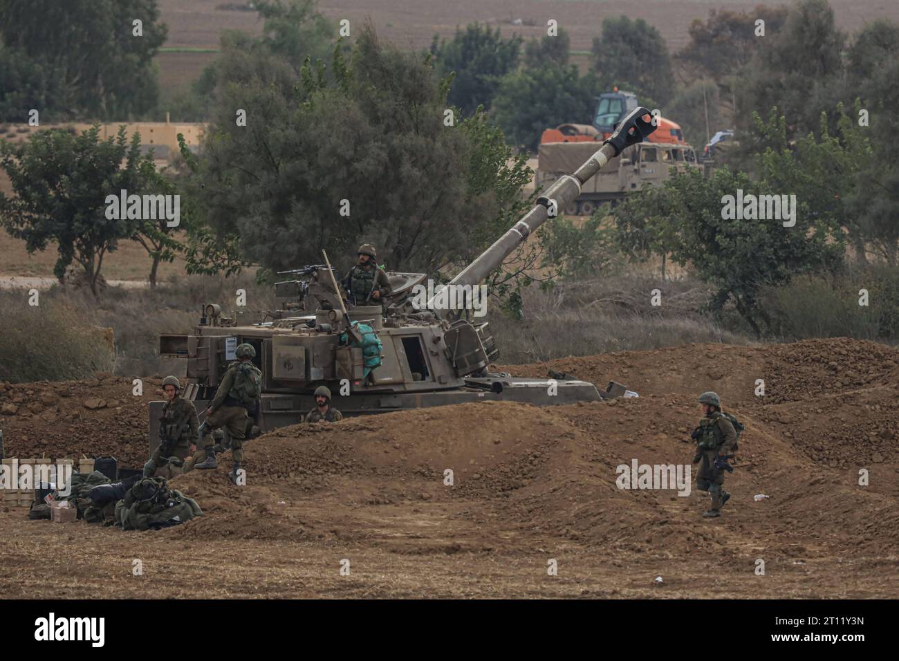 Israeli Army continues the deployment of armored vehicles and ar ISRAEL ...