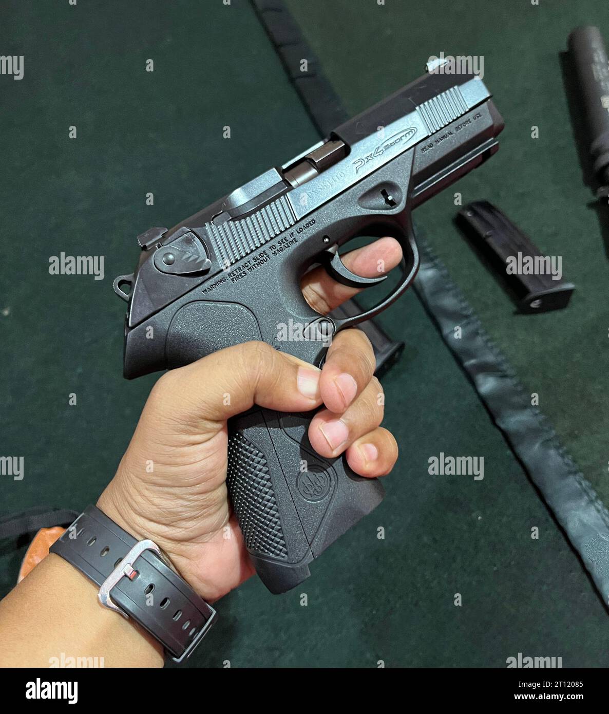 Army personnel looks gun hi-res stock photography and images - Alamy