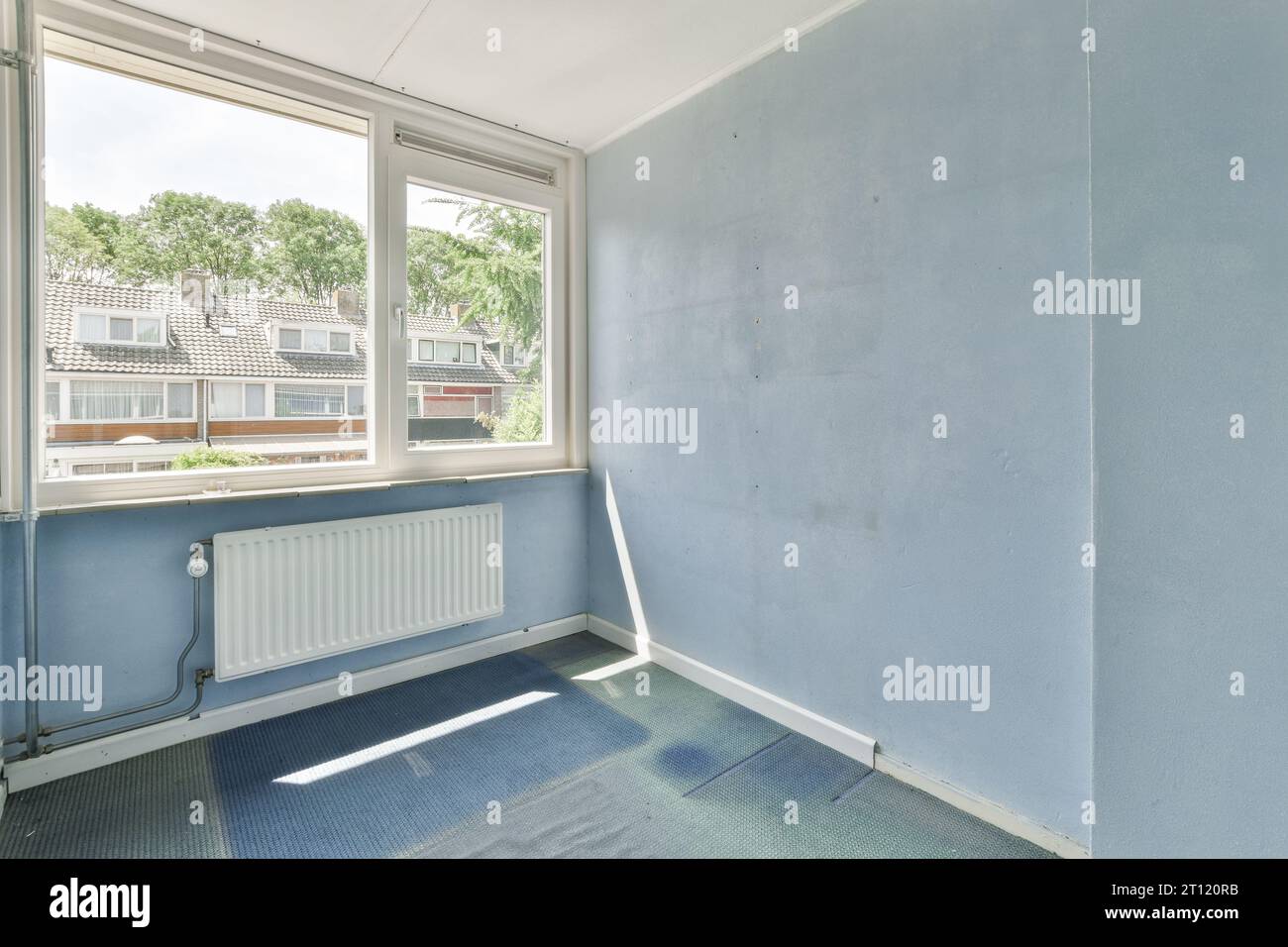 an empty room with blue walls and white trim on the window sies, in ...