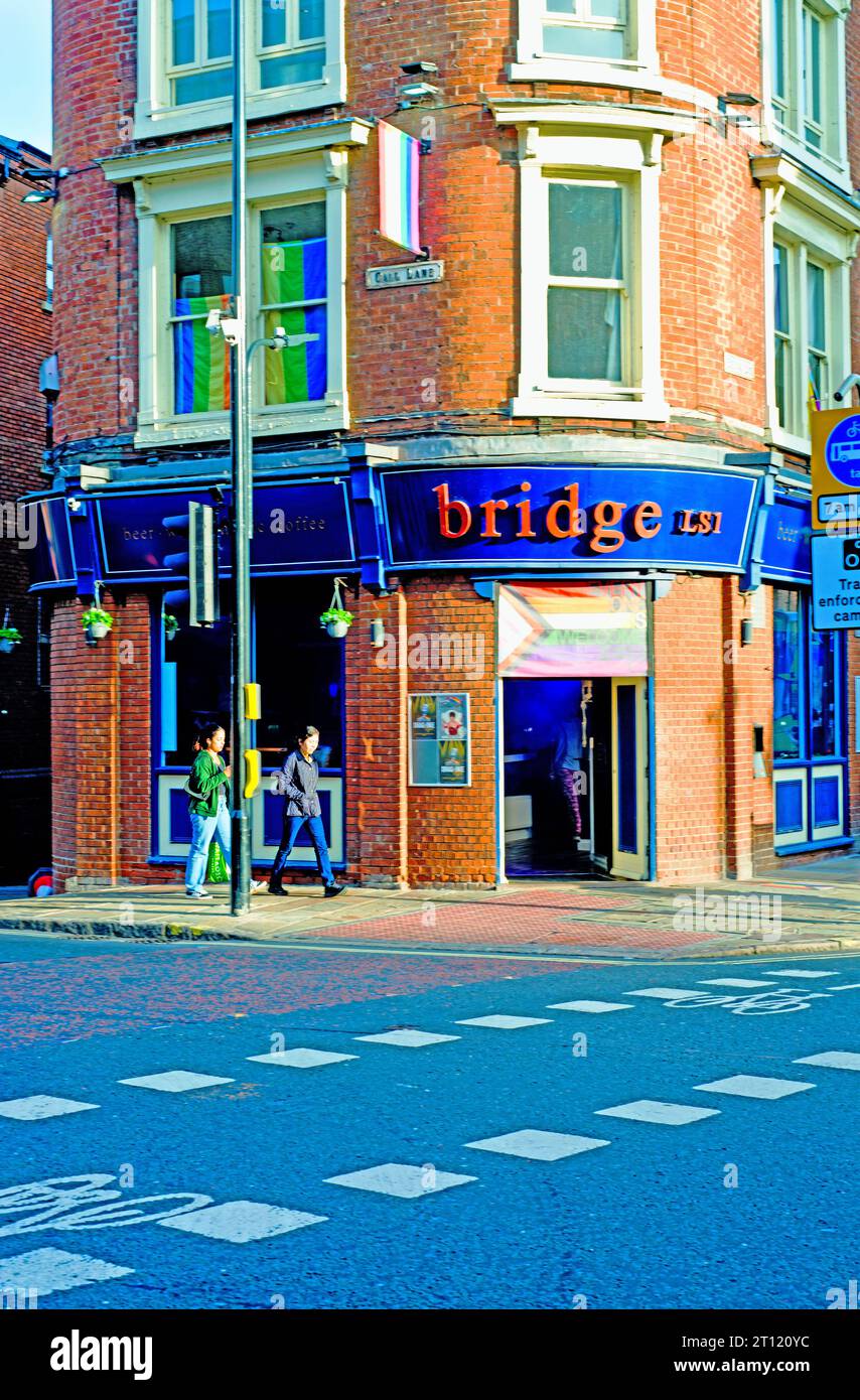 Bridge pub hi-res stock photography and images - Alamy