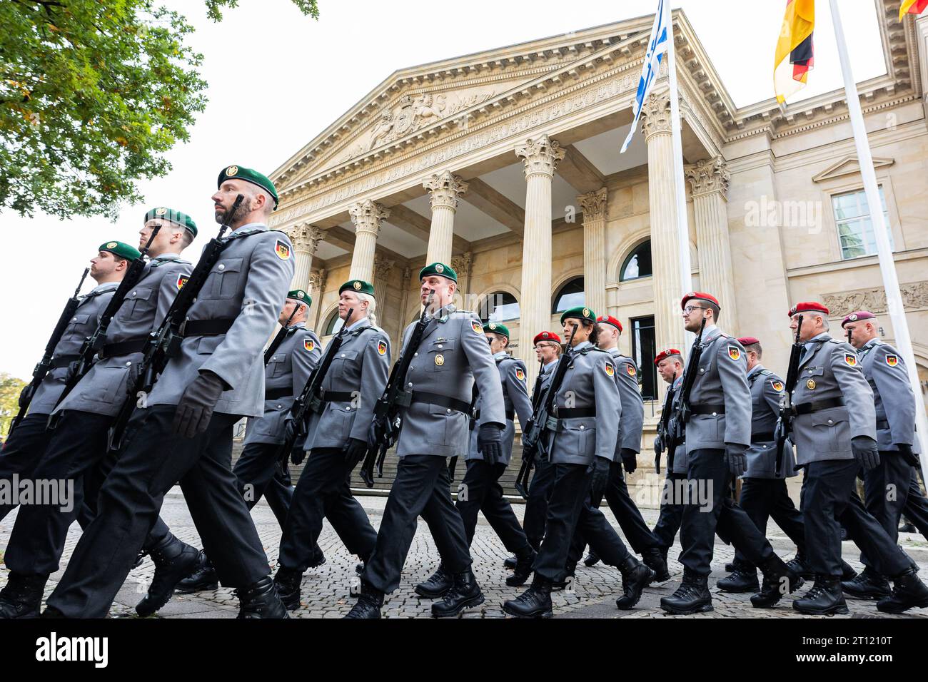 Homeland security soldiers walk on hi-res stock photography and images ...