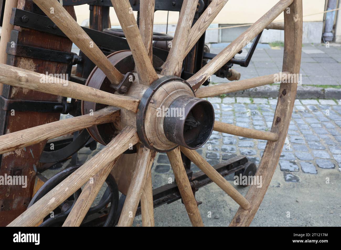 The old wheel from the cart Stock Photo - Alamy