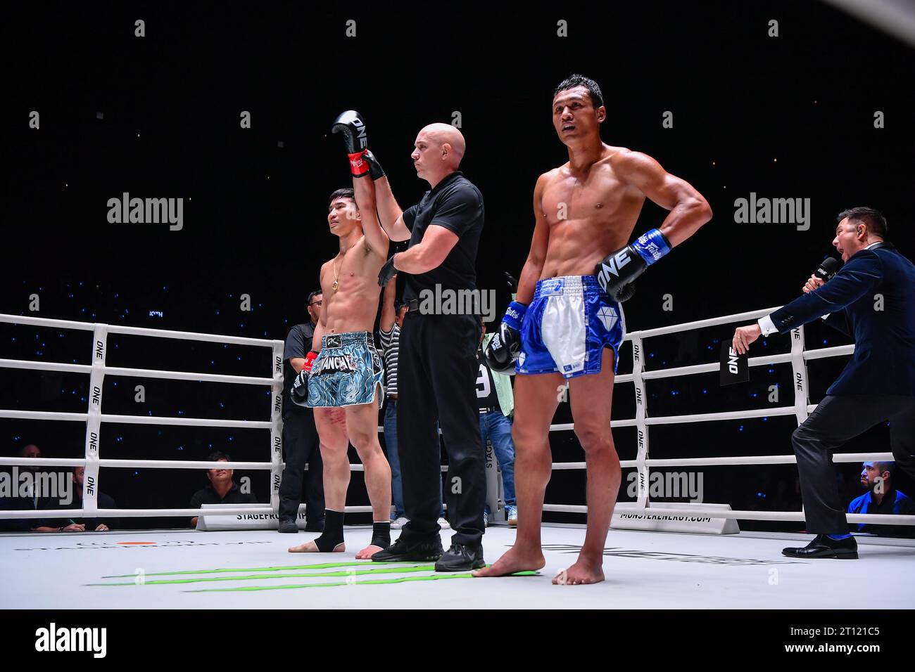 Tawanchai PK Saenchai (L) and Jo Nattawut of Thailand seen in action ...