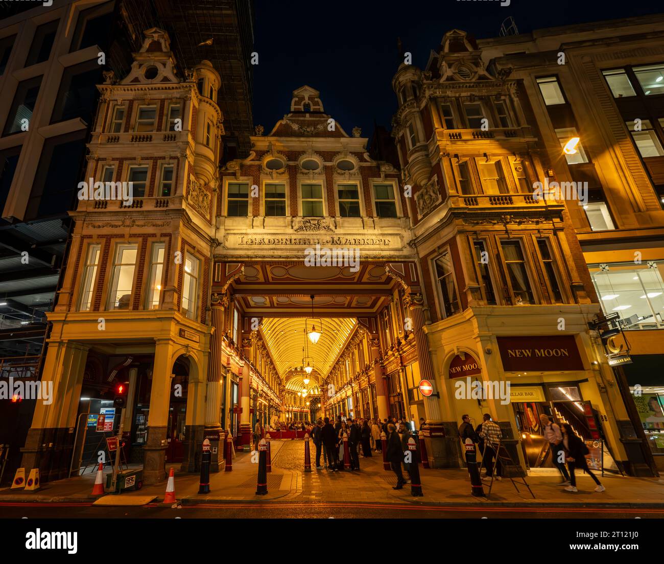 London pub exterior night hi-res stock photography and images - Alamy