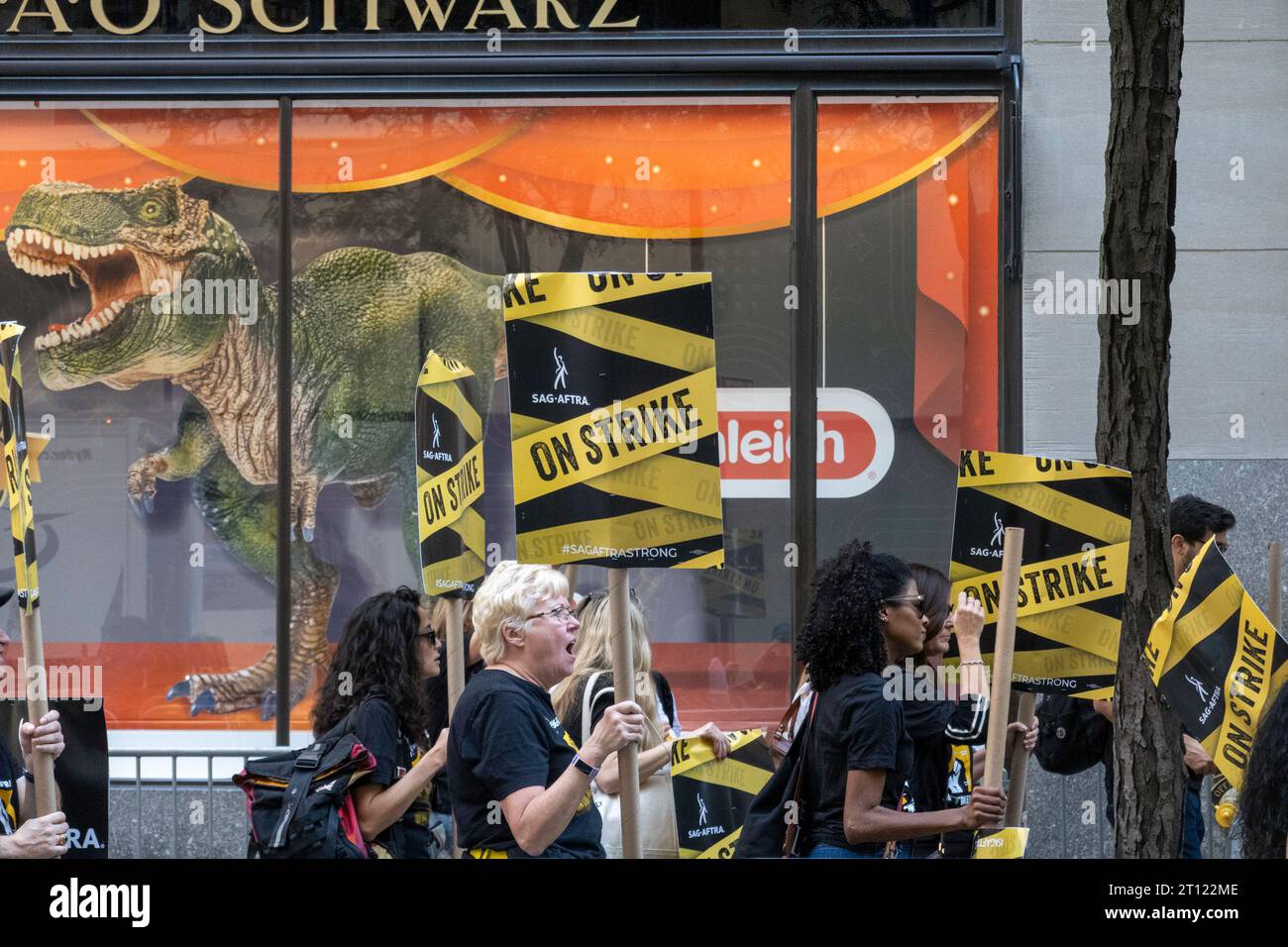 SAG and AFTRA picket line in Rockefeller Center drew large crowds on ...