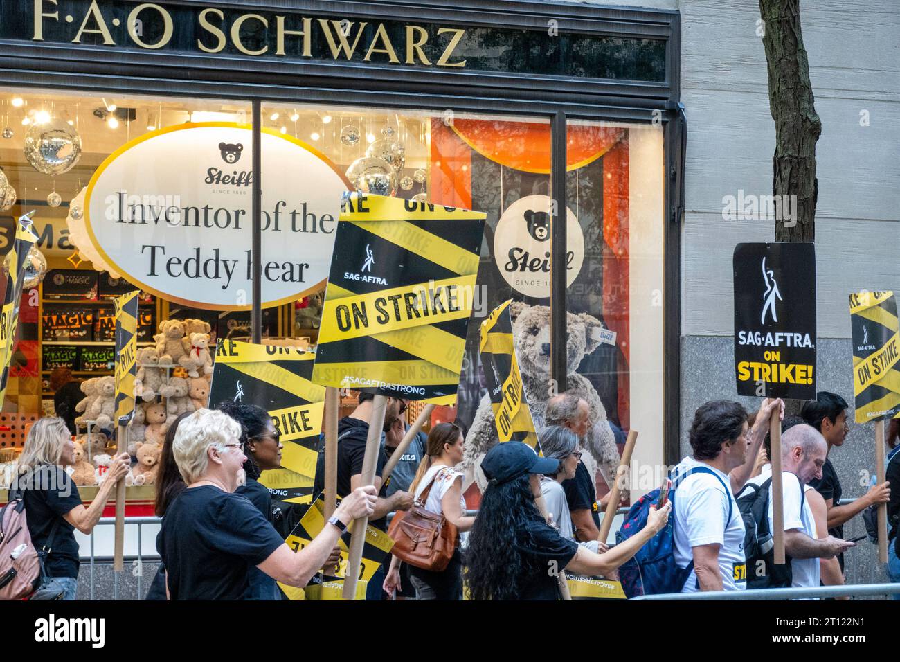 SAG and AFTRA picket line in Rockefeller Center drew large crowds on ...