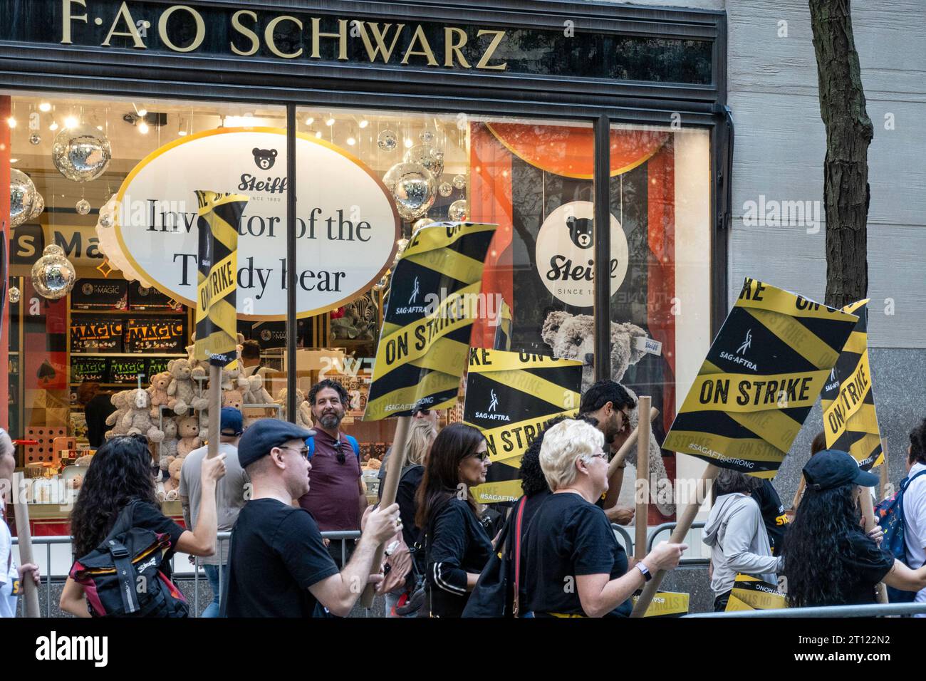 SAG and AFTRA picket line in Rockefeller Center drew large crowds on ...