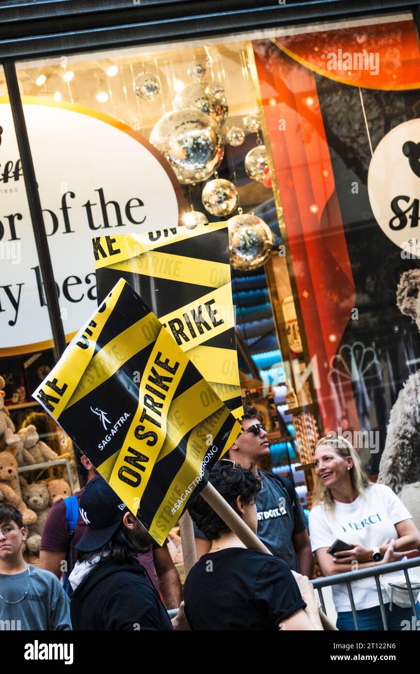 SAG and AFTRA picket line in Rockefeller Center drew large crowds on ...