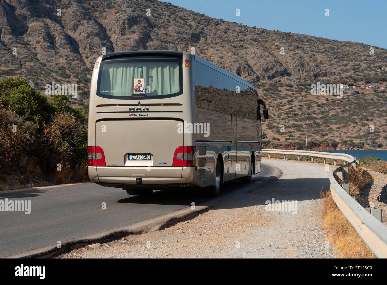 Bus on bend hi-res stock photography and images - Alamy