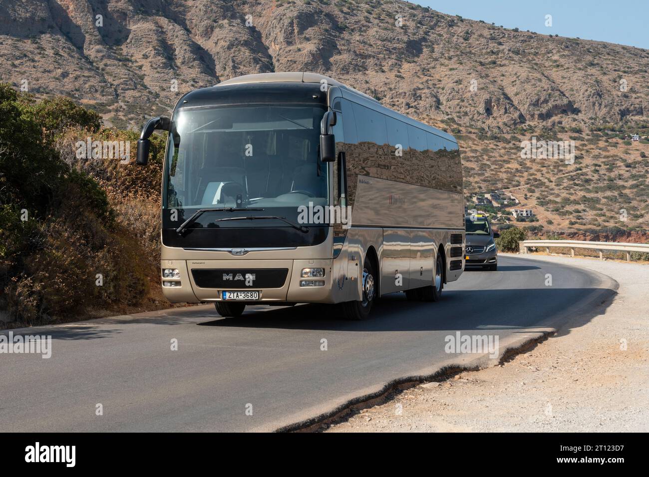 Bus on bend hi-res stock photography and images - Alamy