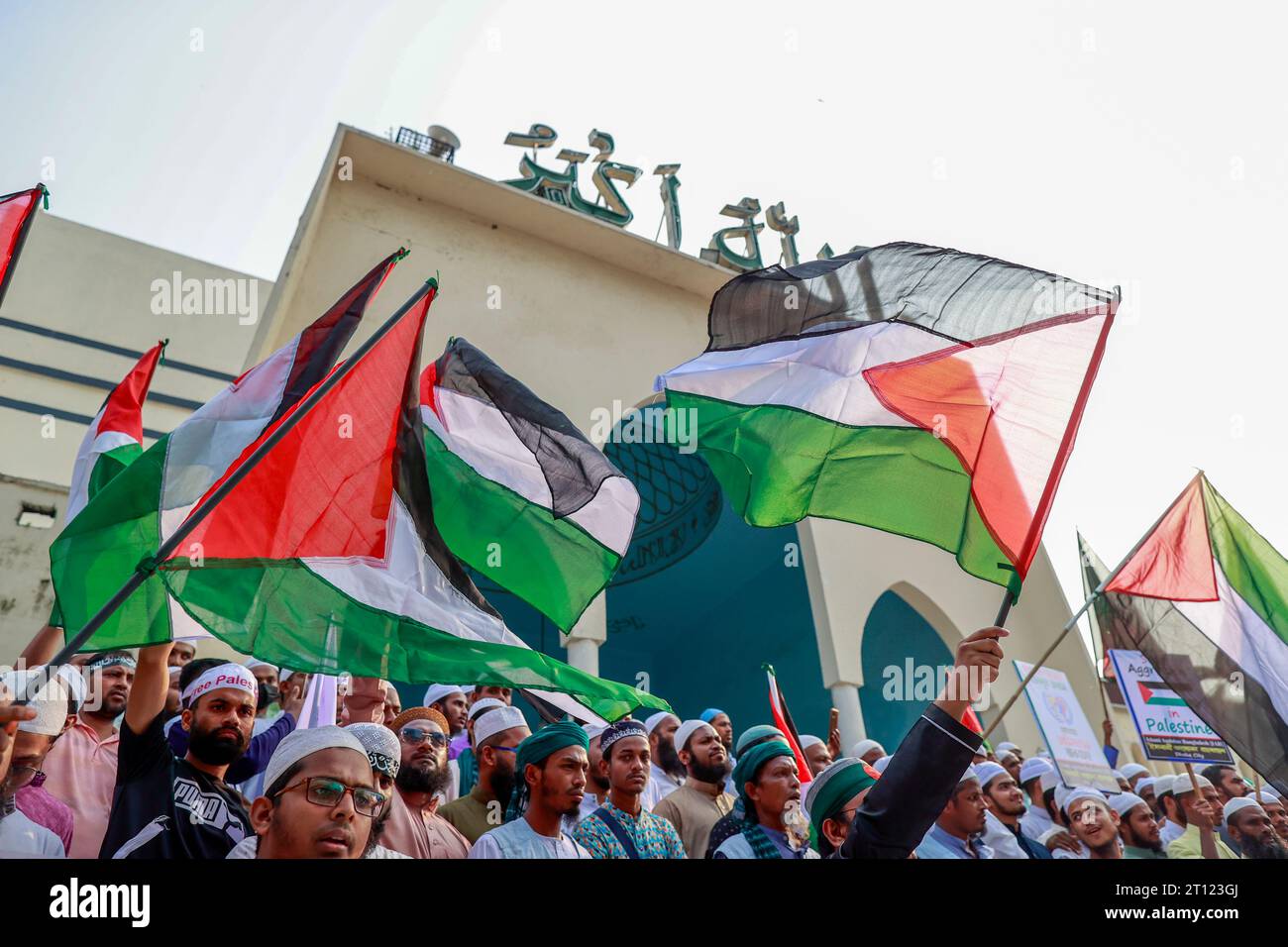 Dhaka, Bangladesh. 10th Oct, 2023. Supporters of Islami Andolon ...