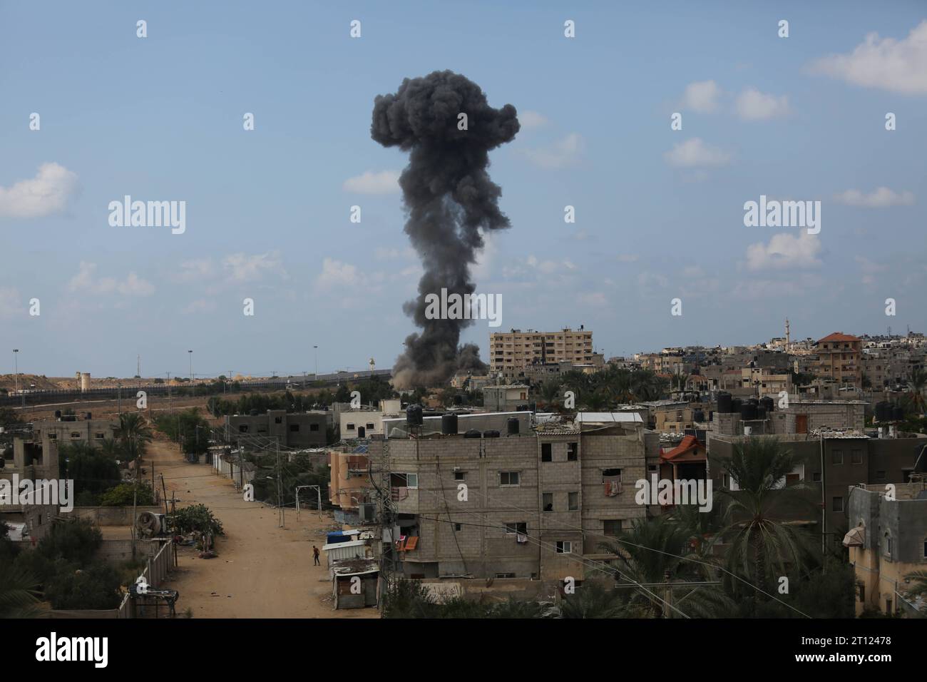 Smoke billows from the Gaza s Rafah border crossing with Egypt during ...